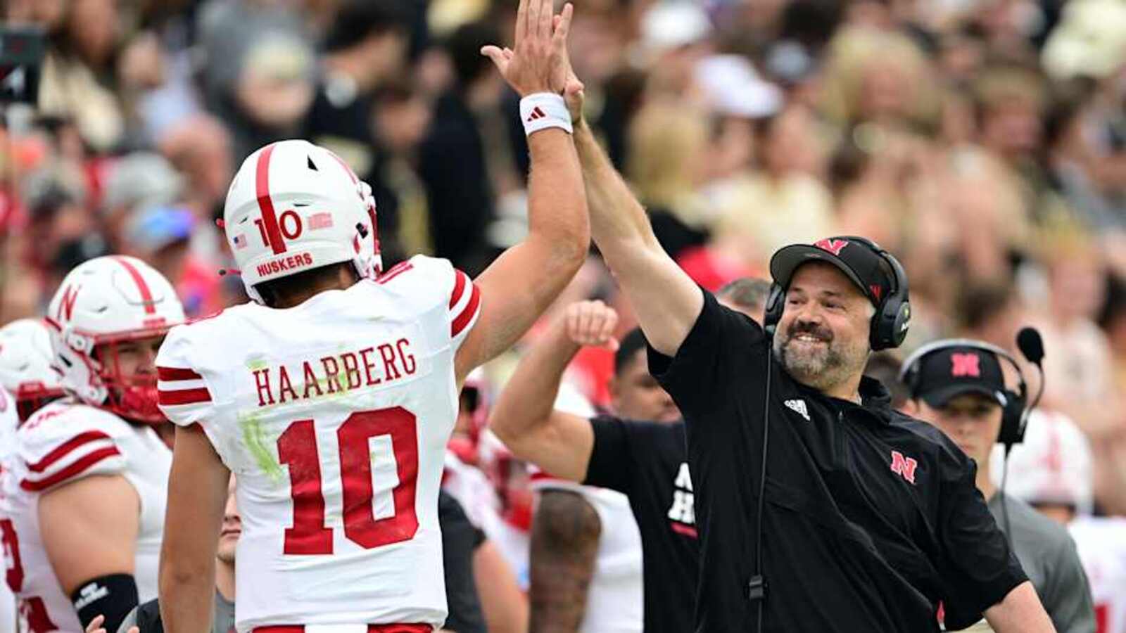 Huskers Hope Tight-Knit Locker Room Translates into Victories | Yardbarker