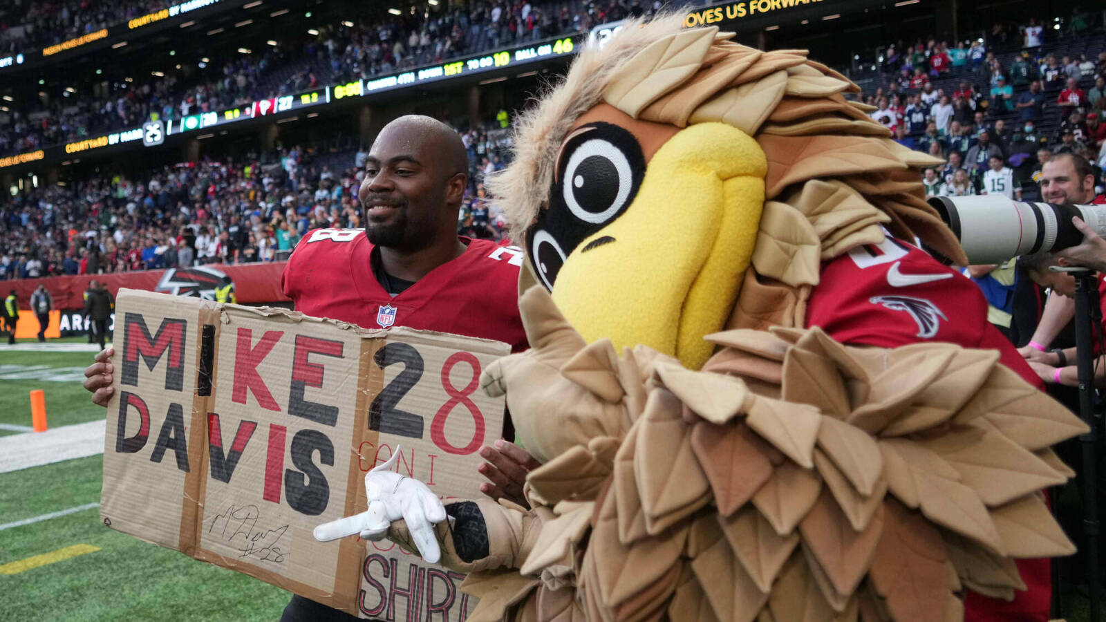 Watch: Falcons' mascot gets in shoving match with youth football player ...