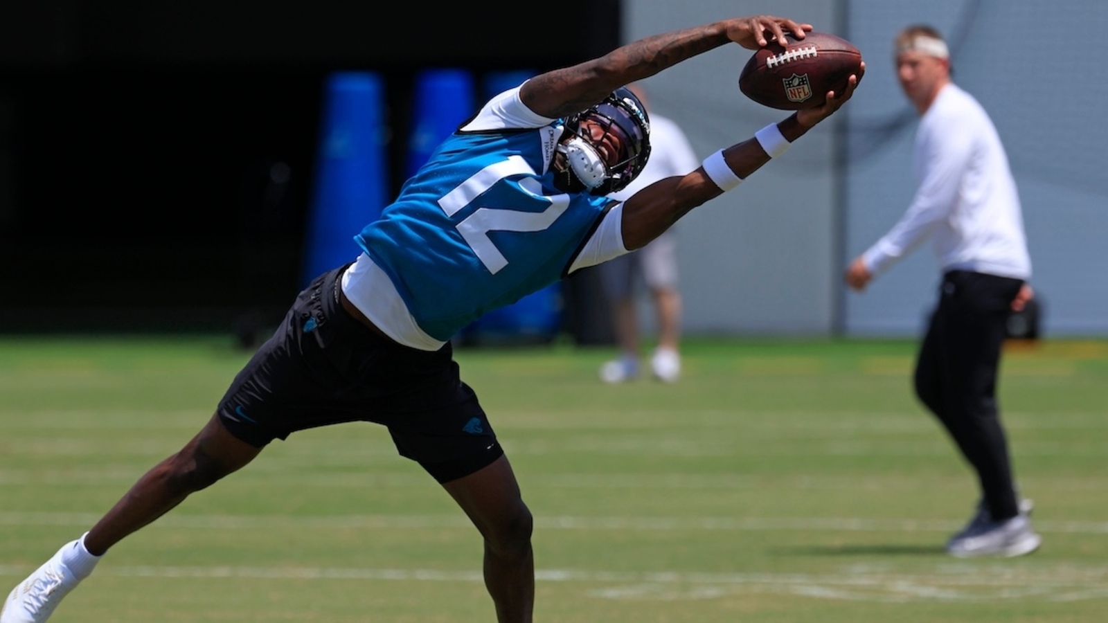 Travis Hunter makes highlight reel interception during Jaguars practice | Yardbarker