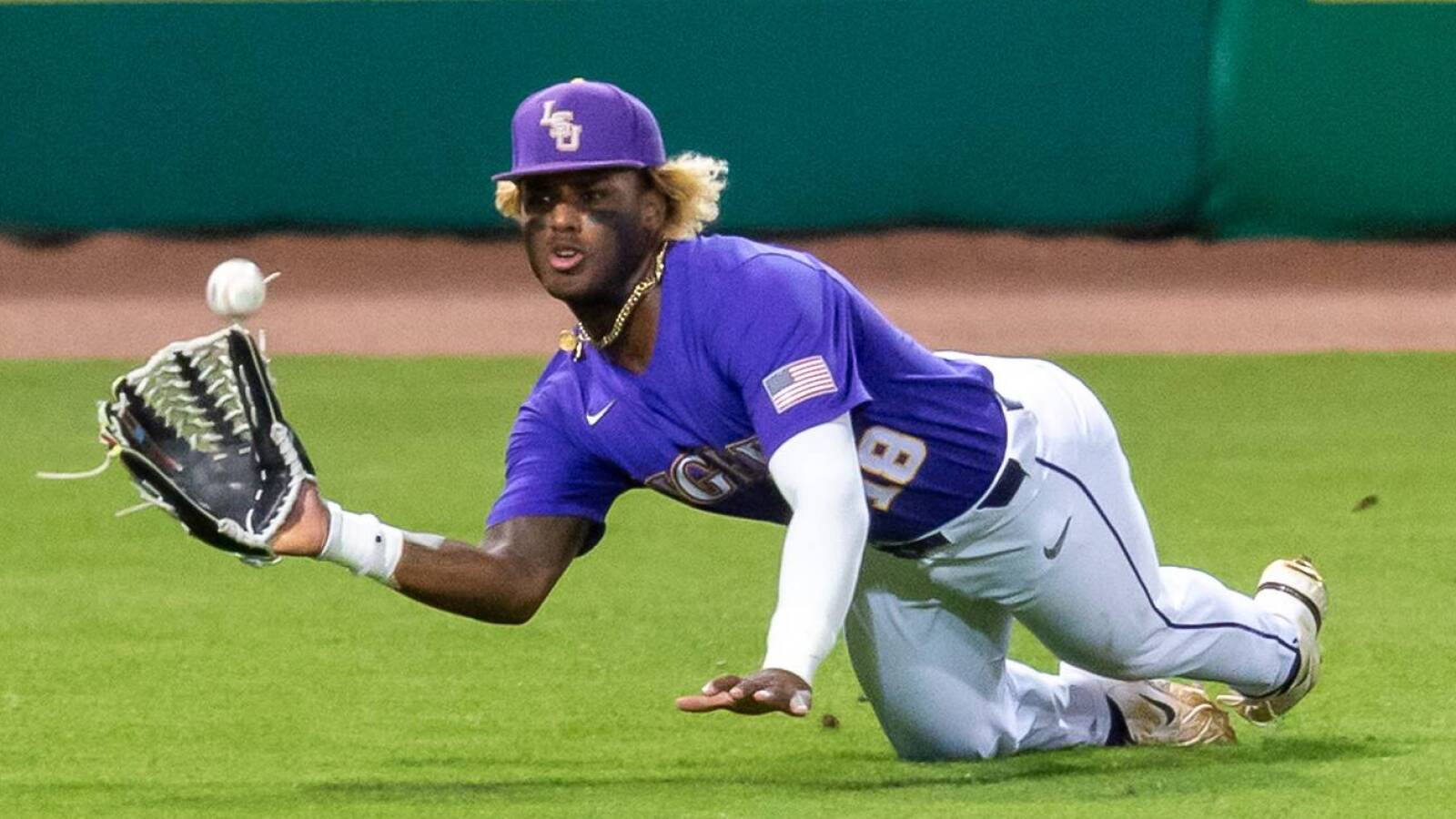 Watch: LSU outfielder makes bid for catch of the year | Yardbarker