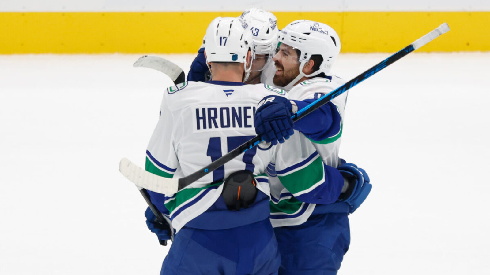 Canucks Score 4 Goals in the 2nd Period to Beat Stars 5-3 | Yardbarker