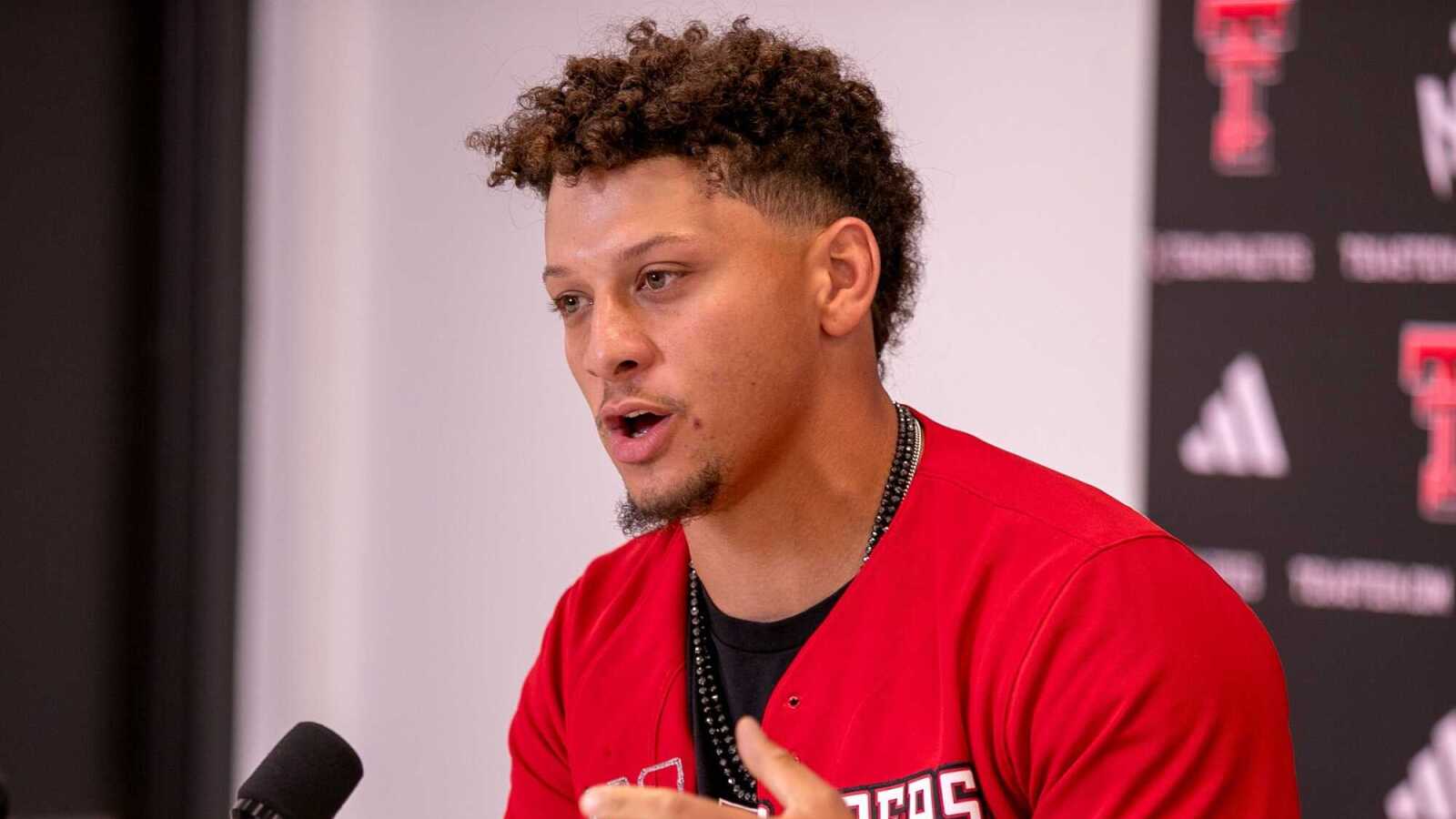 Patrick Mahomes Just 3,299 Yards Away From Breaking Alex Smith’s Record ...