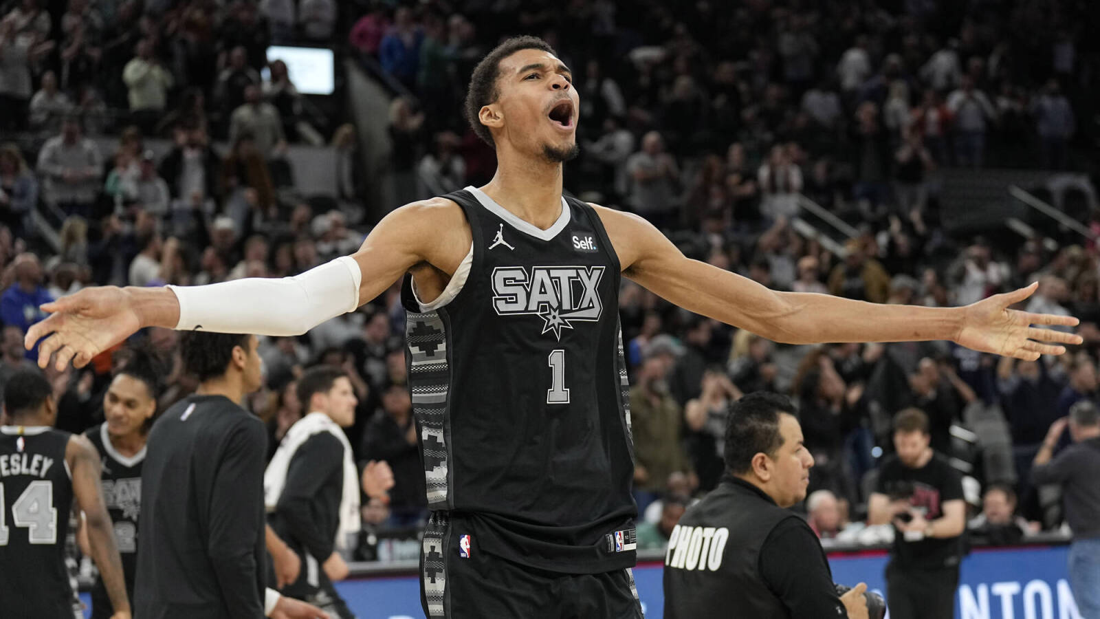 Watch: Victor Wembanyama snatches opponent’s shot from midair | Yardbarker