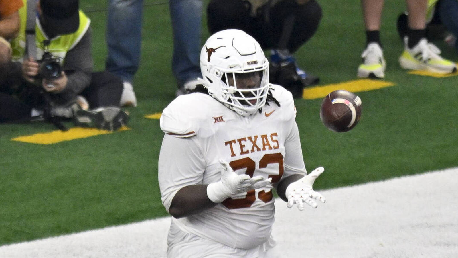 Watch: Texas DT T'Vondre Sweat has amazing celebration after scoring TD ...