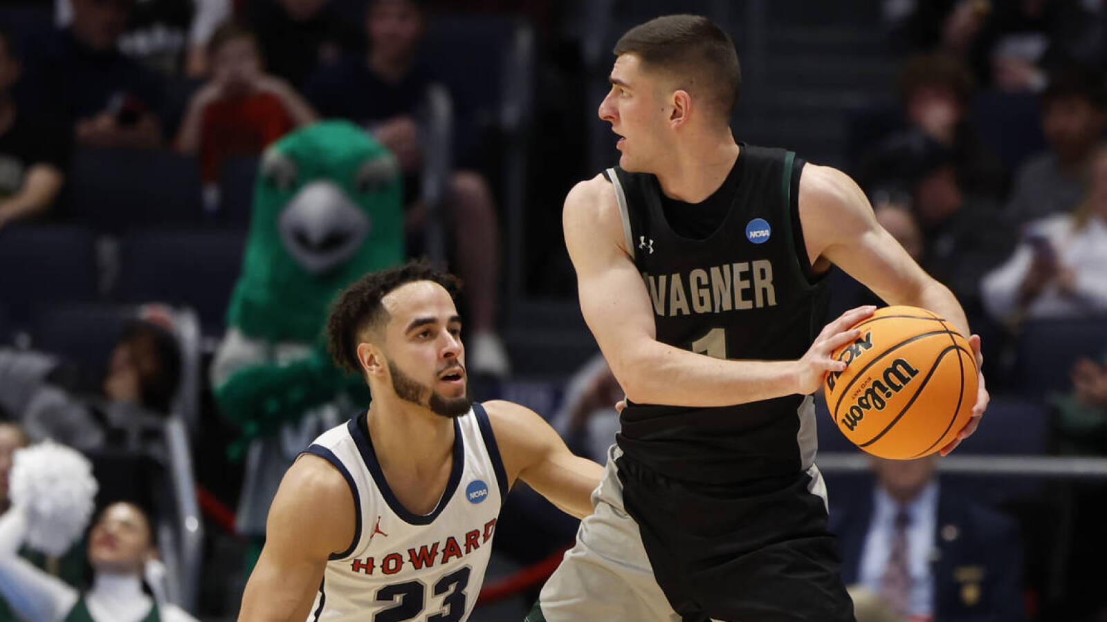 Wagner holds on to win first tourney game in wild finish | Yardbarker