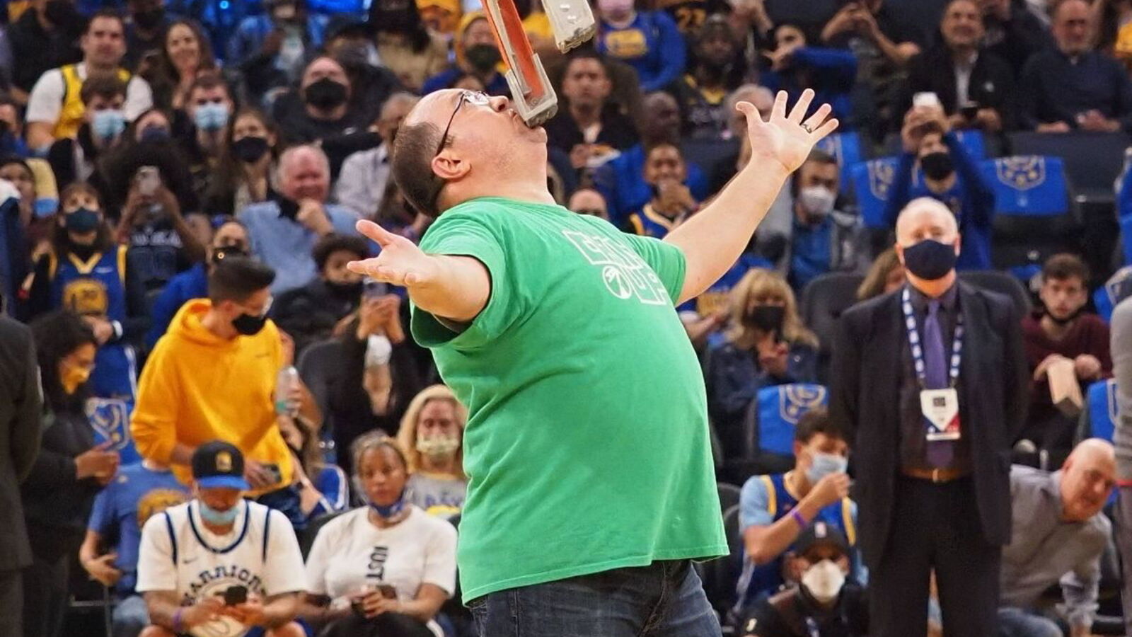 Who Is Kevin Shiflett? Meet the Amazing Chin-Balancing Artist Who Took ...