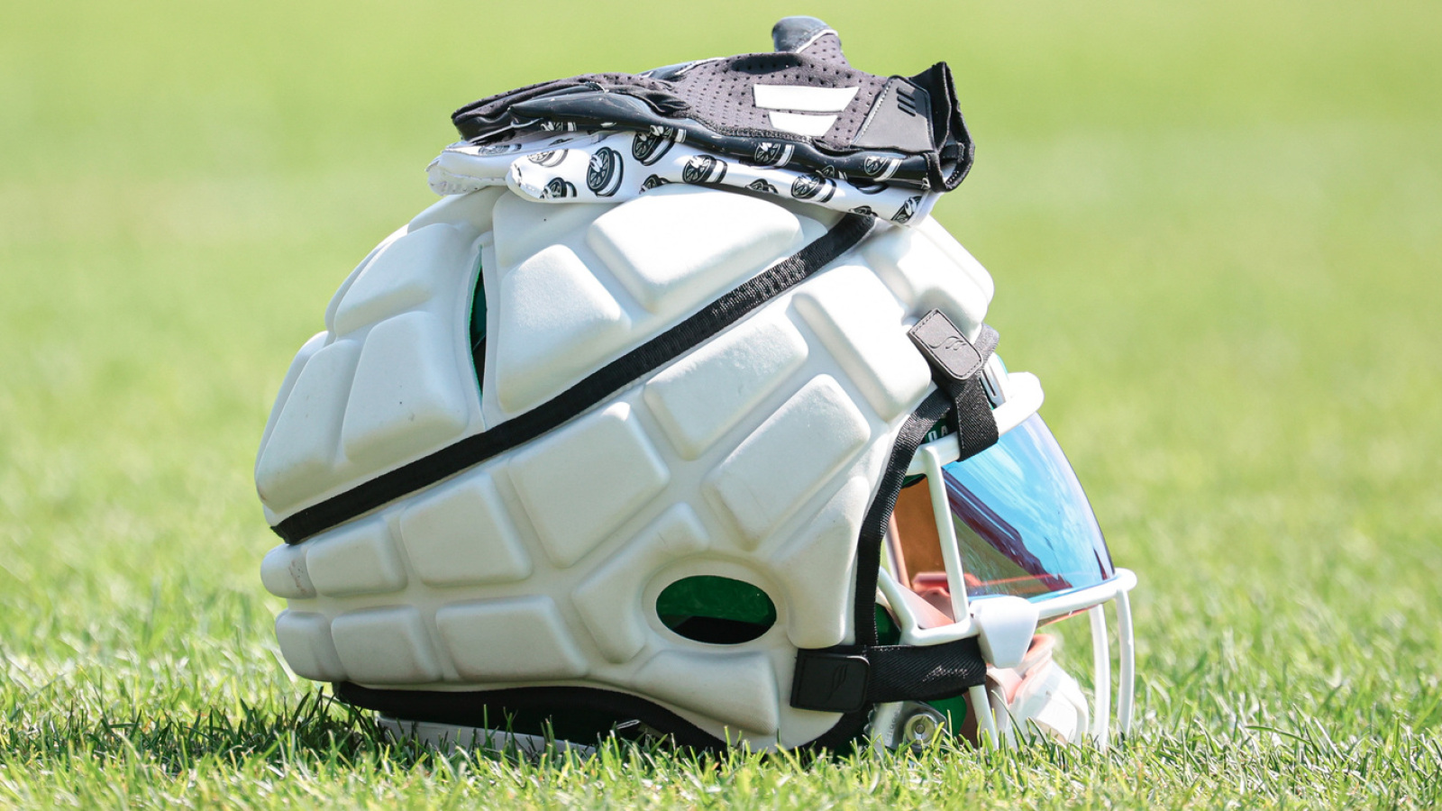 NFL insider: Guardian Caps will be as common as seat belts | Yardbarker