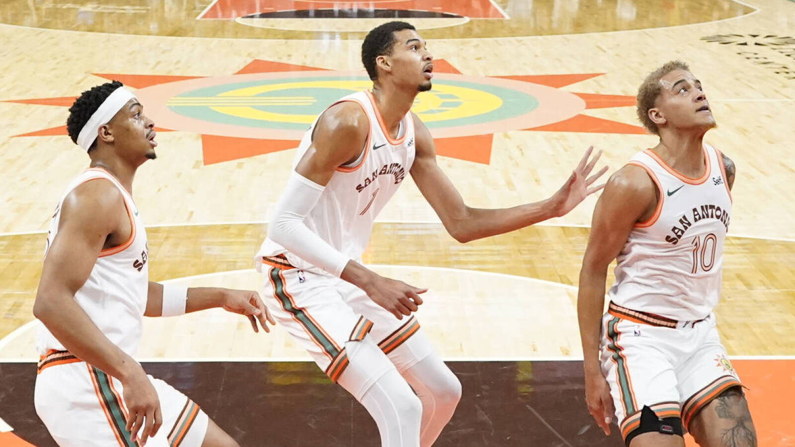 Spurs break 18-game losing streak in win over Lakers | Yardbarker