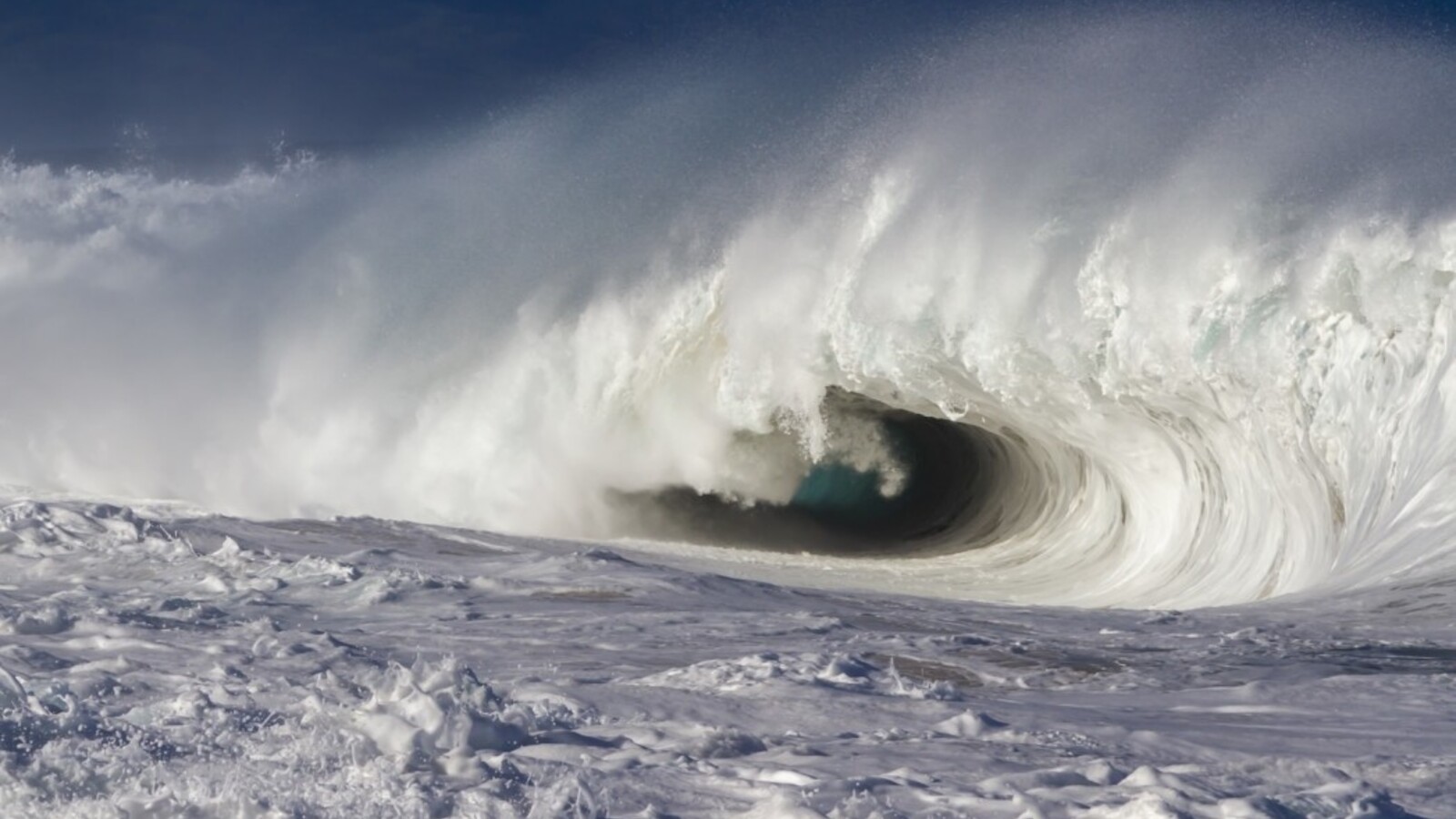 Watch: This Hawaii Shorebreak Wave Is a ‘Deathtrap’ for Tourists ...
