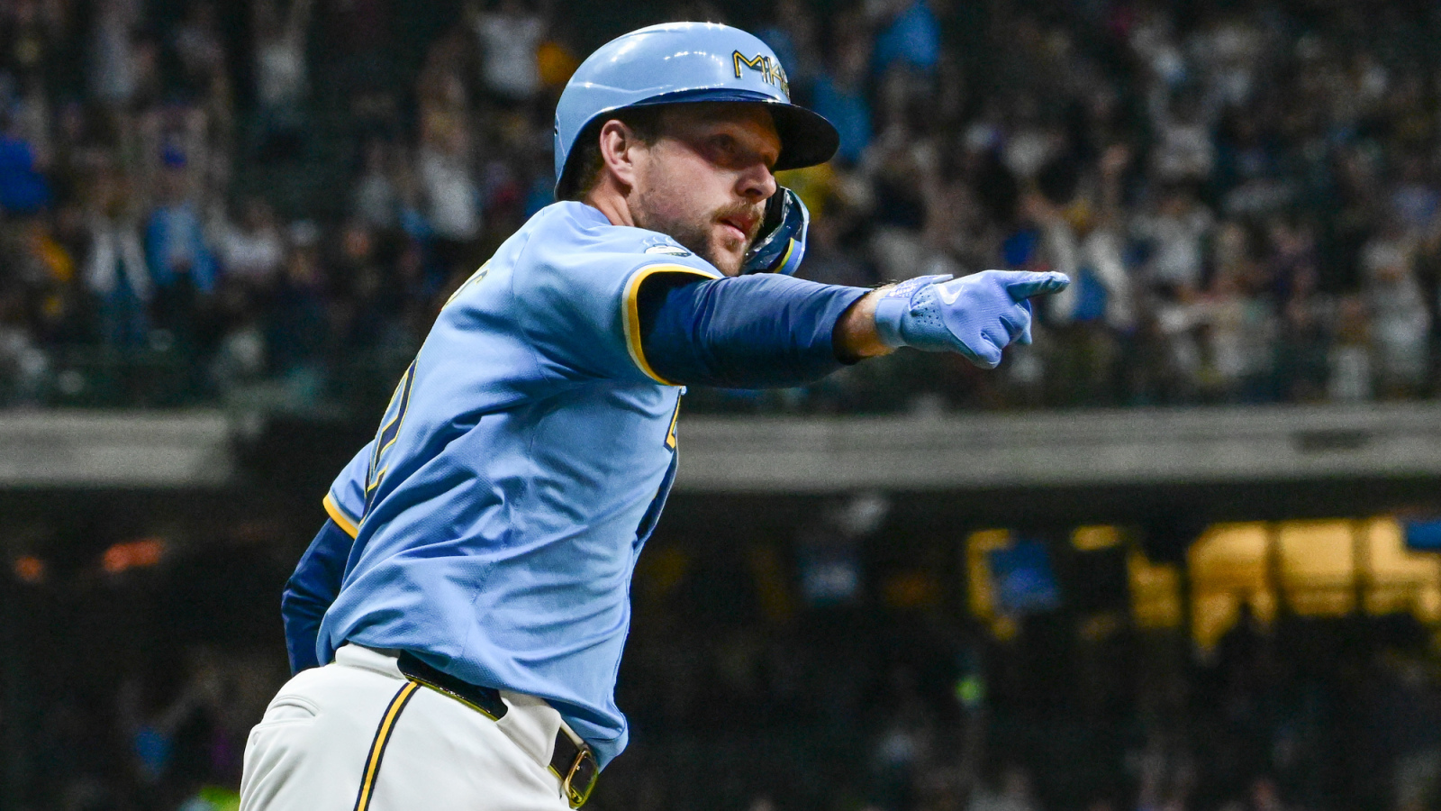 Brewers hitter exercises player option | Yardbarker