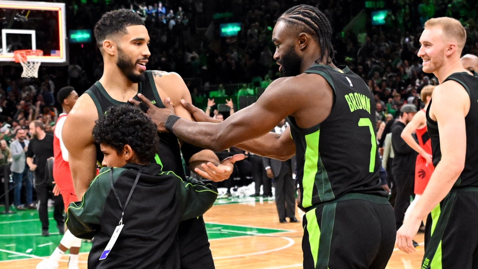 Jayson Tatum buzzer-beater lifts Celtics over Raptors | Yardbarker