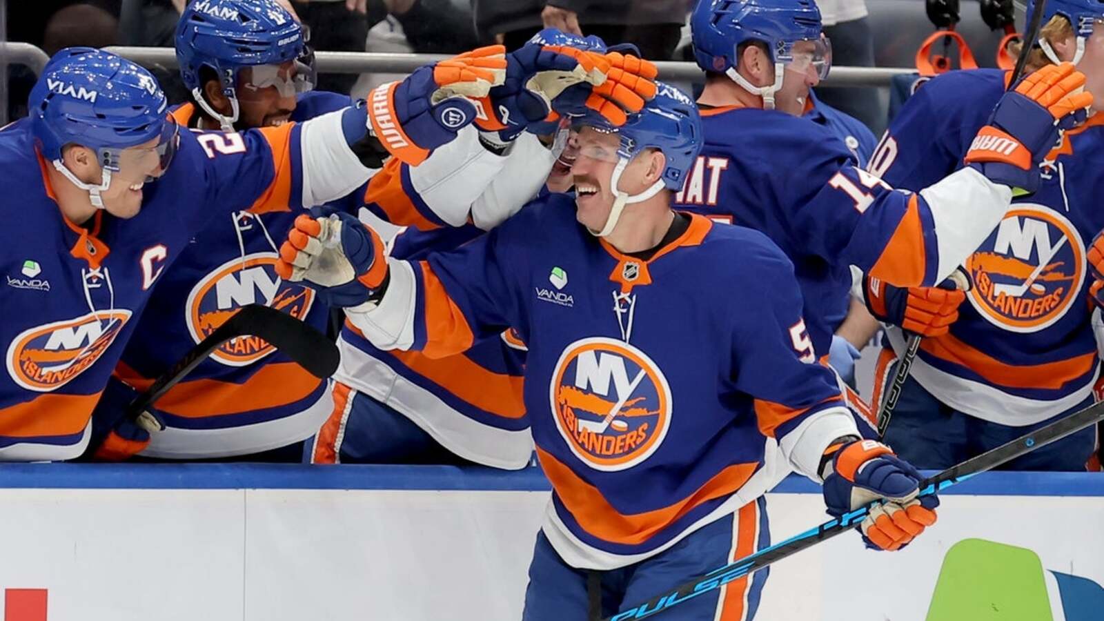 NHL roundup: Islanders end Avalanche's 17-game point streak | Yardbarker