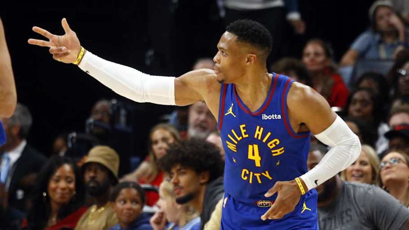 Former NBA Forward Disrespects Lakers' Magic Johnson With Absurd Take ...