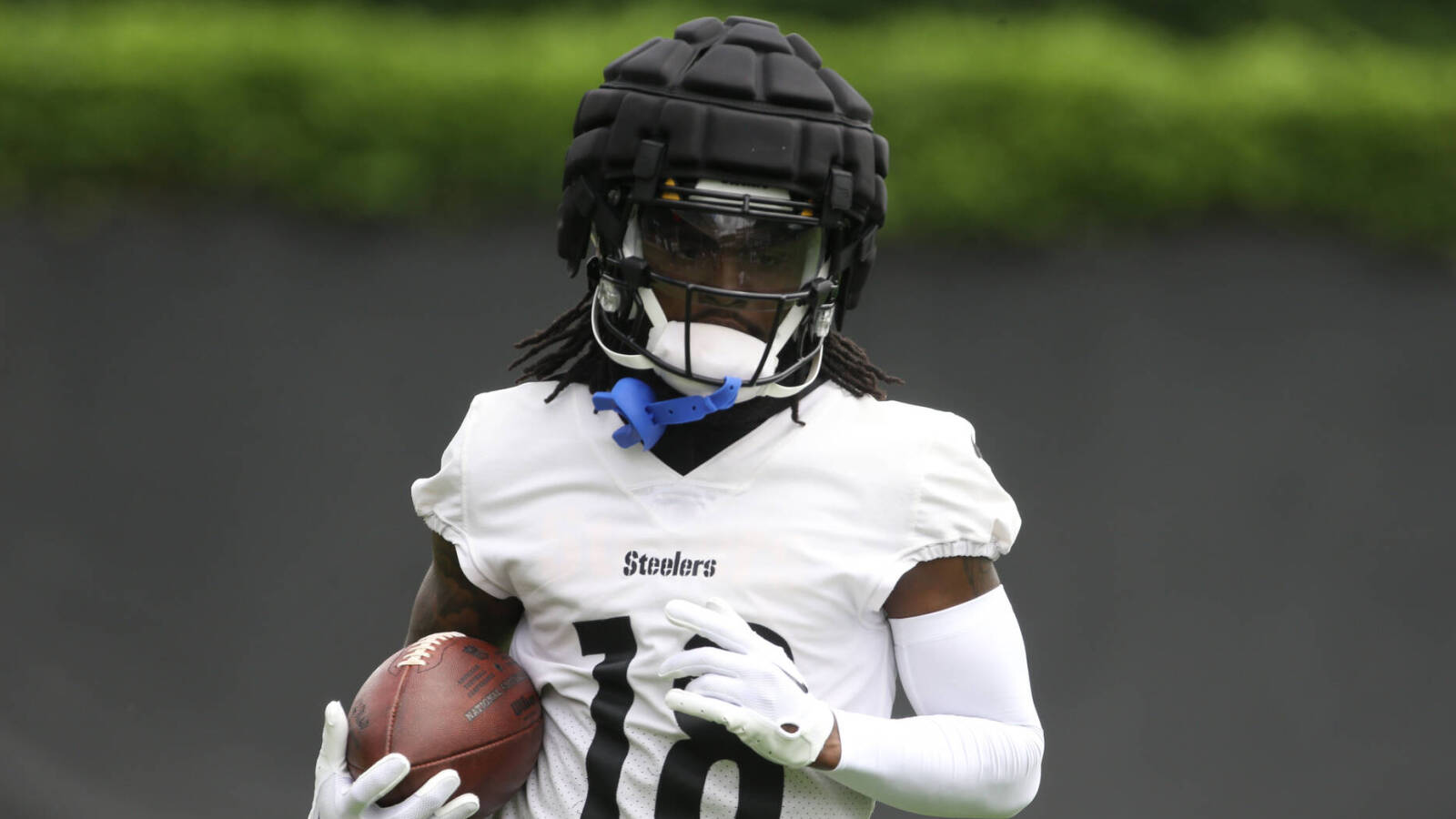 'Slim' chance Diontae Johnson gets deal before season? | Yardbarker