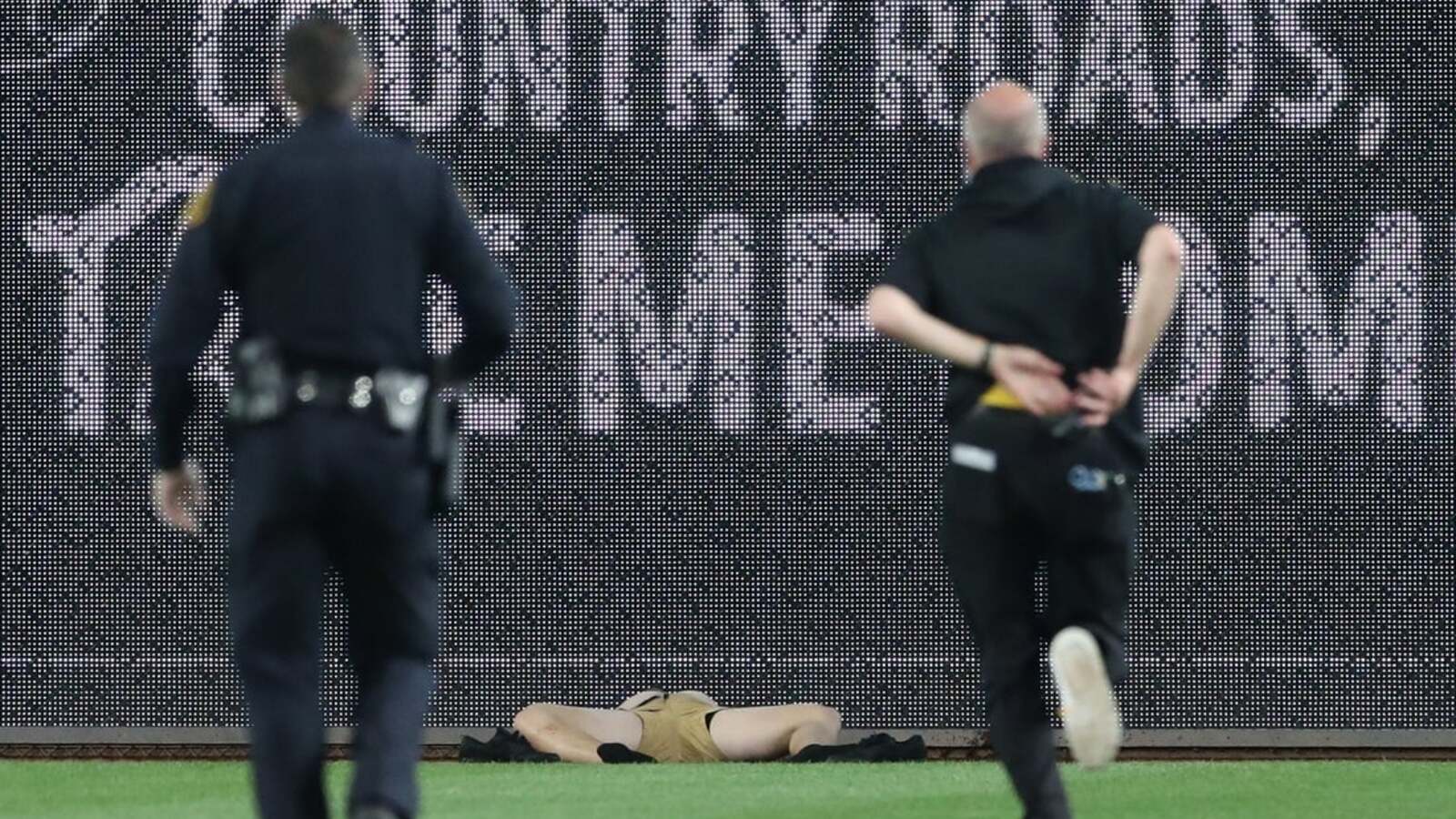 Fan falls 21 feet onto warning track during Cubs-Pirates game | Yardbarker