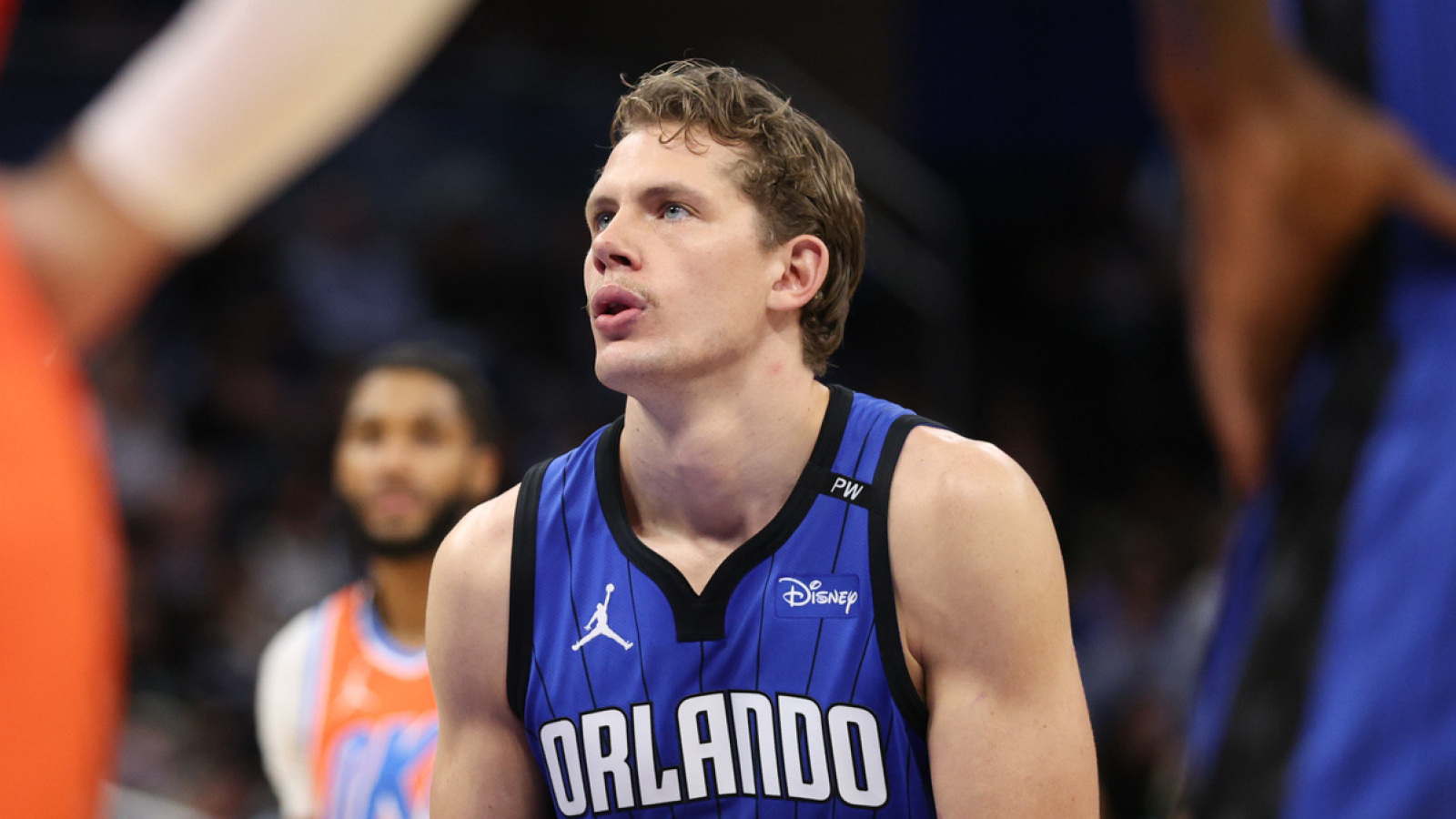 Magic big man leaves game vs. Heat with injury | Yardbarker