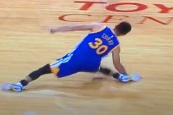 WATCH: Stephen Curry suffers sprained knee, leaves Game 4 | Yardbarker.com