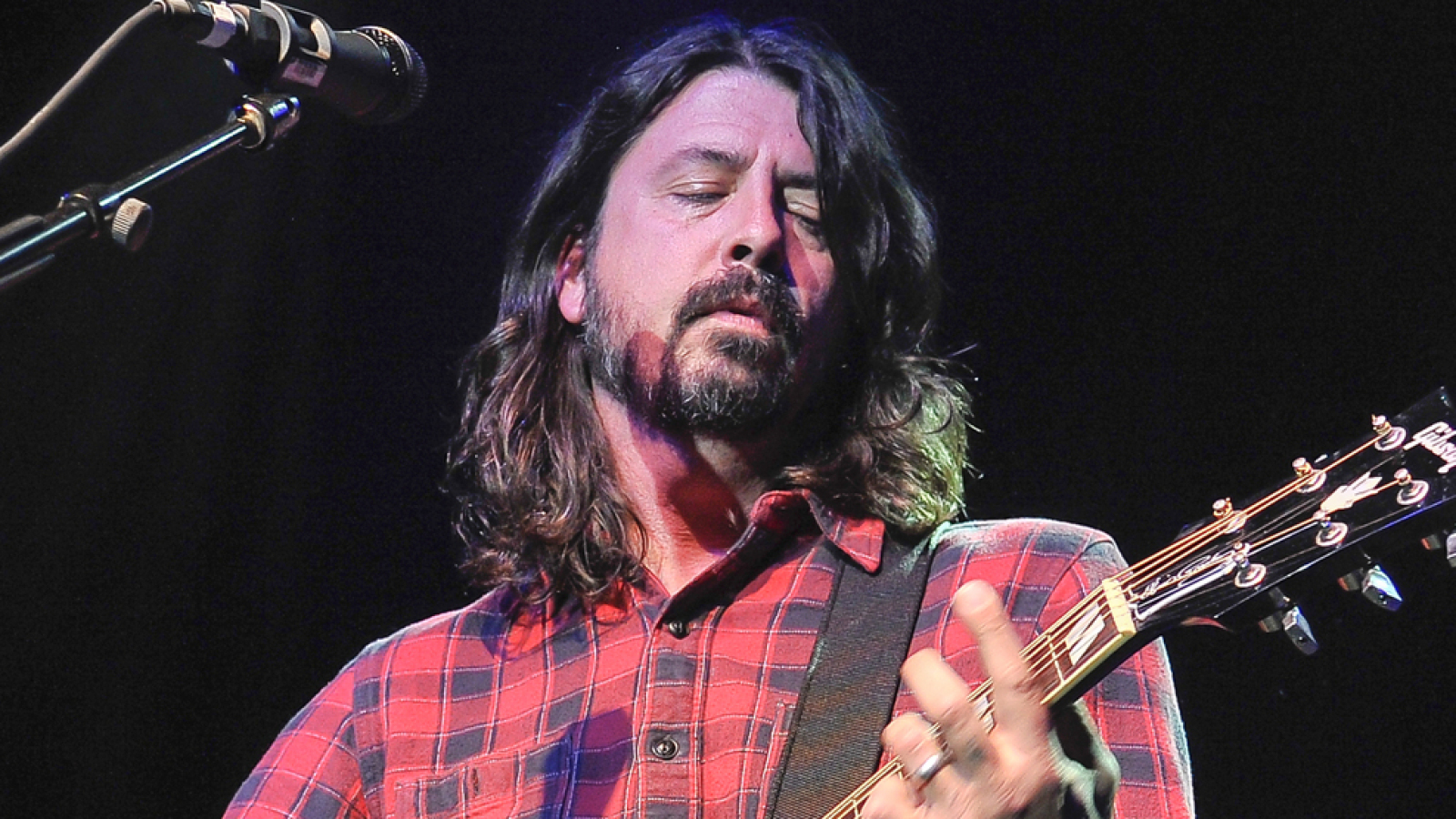25 popular songs with memorable acoustic versions | Yardbarker