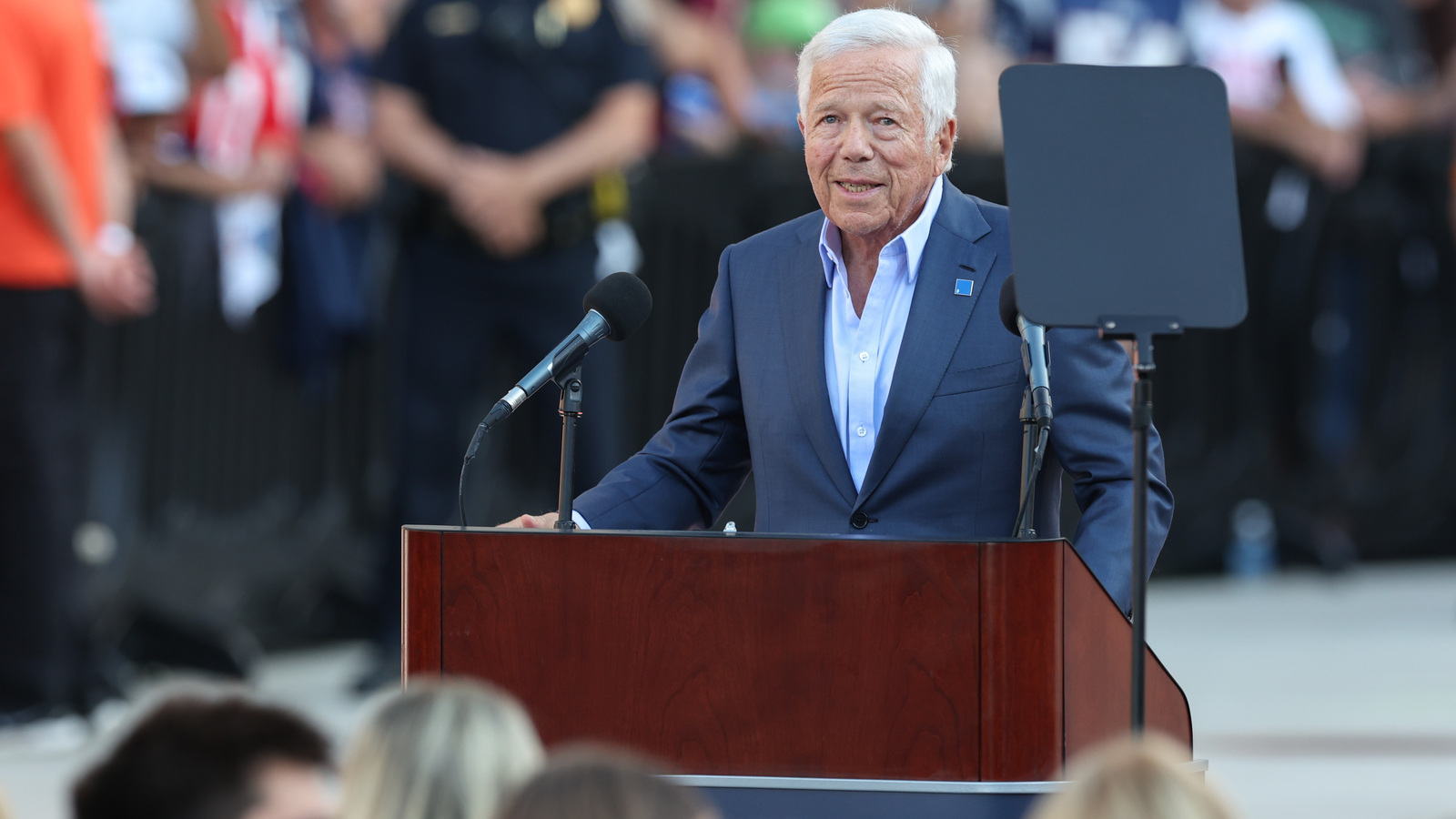 Robert Kraft reveals his stance on a Bill Belichick statue | Yardbarker