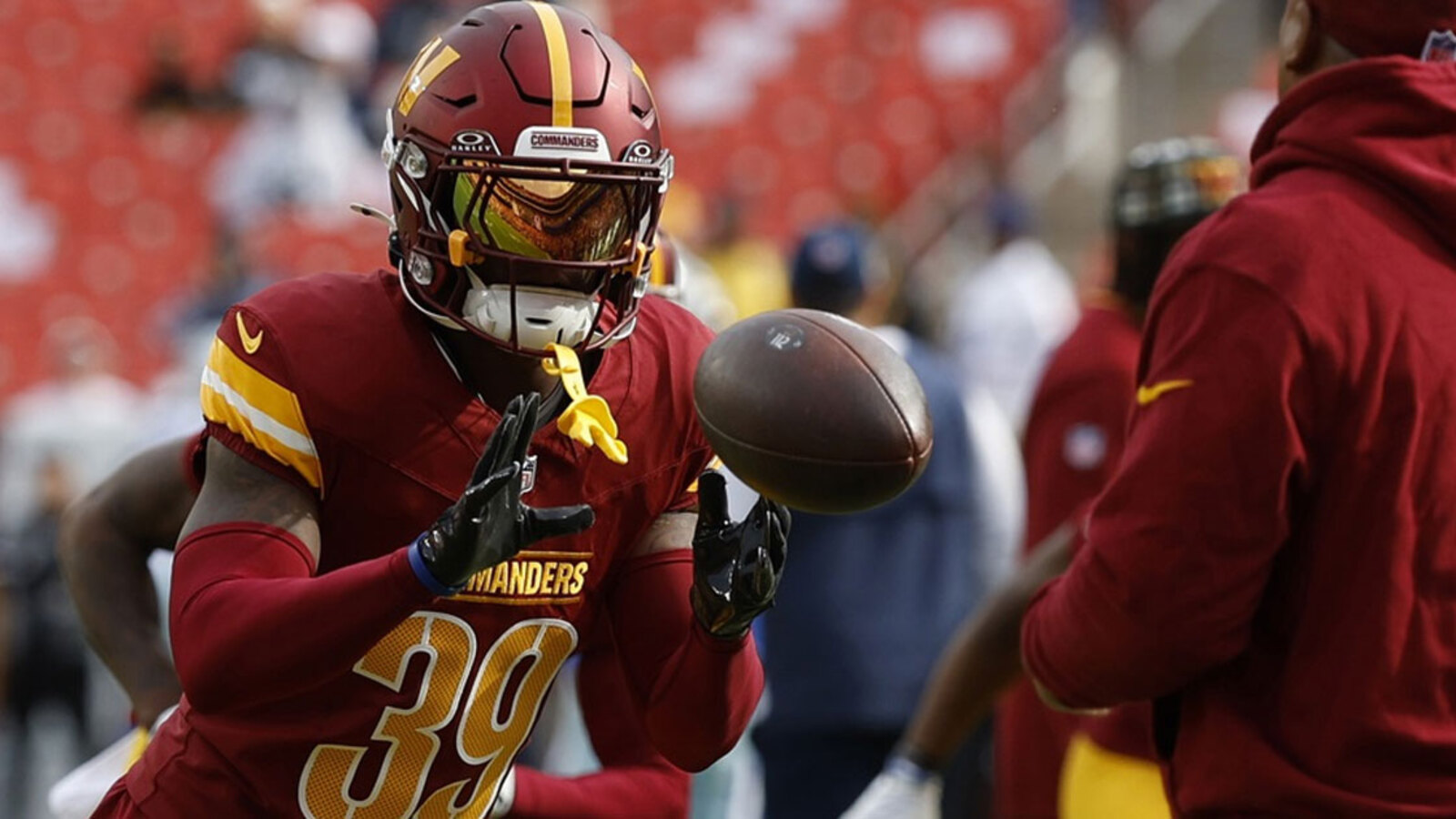 Commanders DB Jeremy Reaves proposes to girlfriend on field after ...