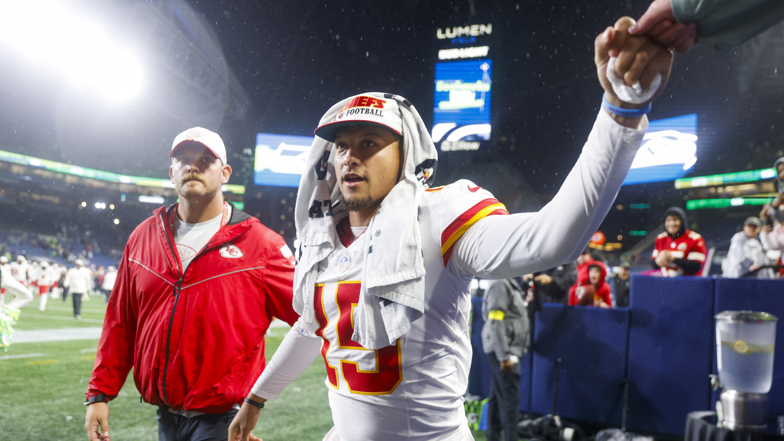 Patrick Mahomes adds a new wrinkle to his behind-the-back pass | Yardbarker