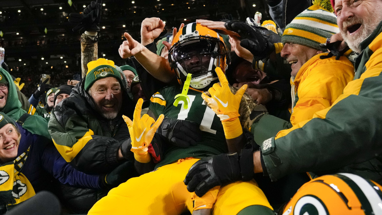 Watch: Dolphins' special teams blunder sets up Packers TD | Yardbarker