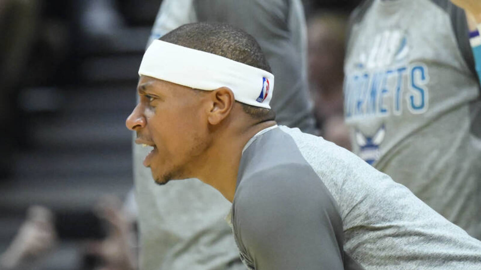 Isaiah Thomas scores 10 points in Hornets debut | Yardbarker