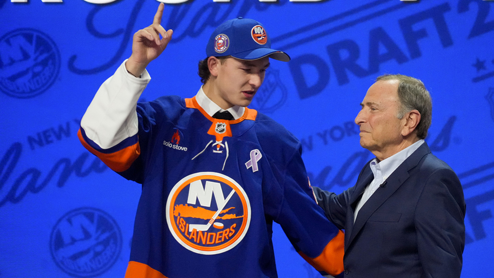 No. 1 pick Matthew Schaefer delivers emotional tribute to late mother ...