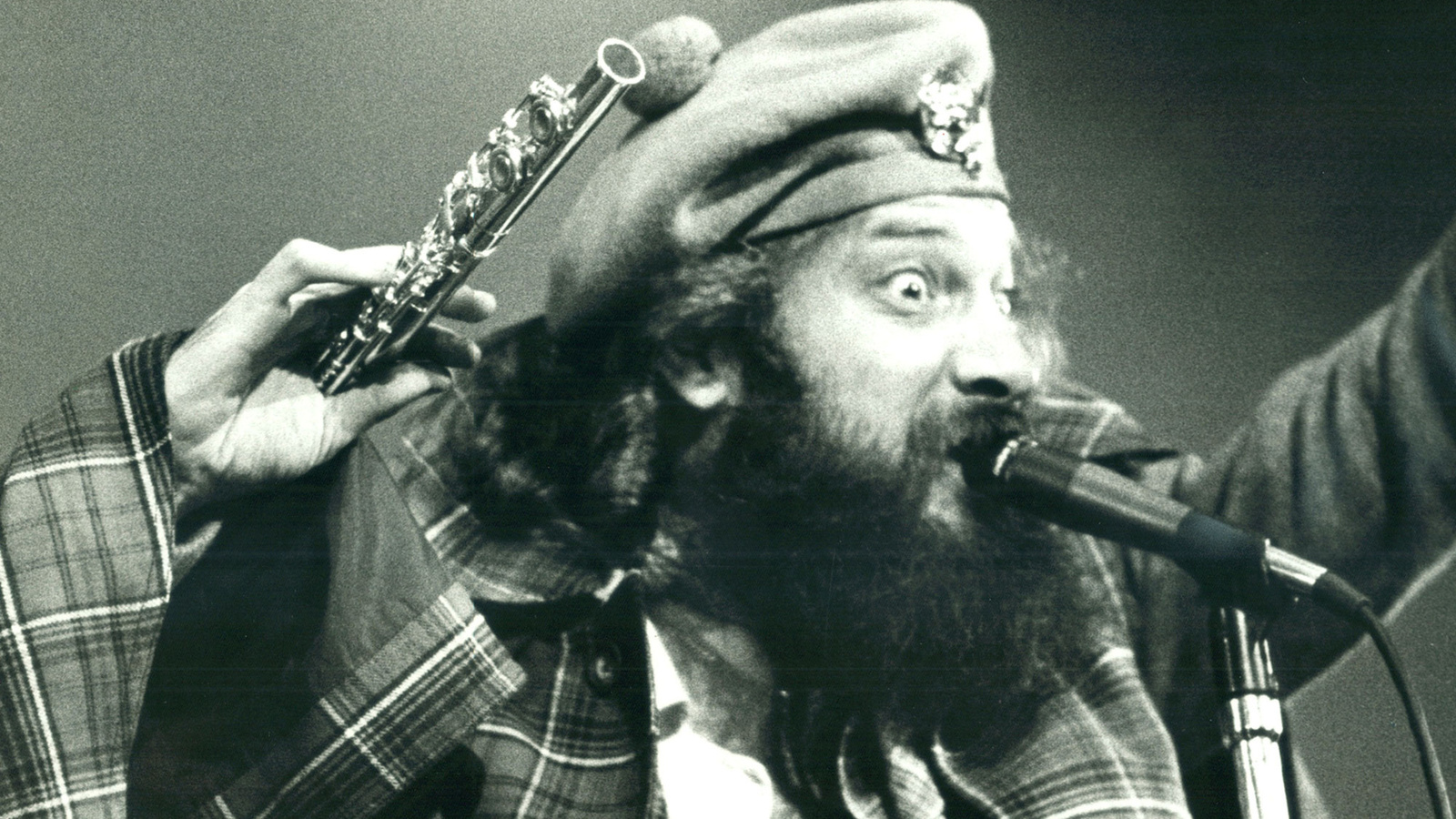20 iconic singers who were also the best musician in their band ...
