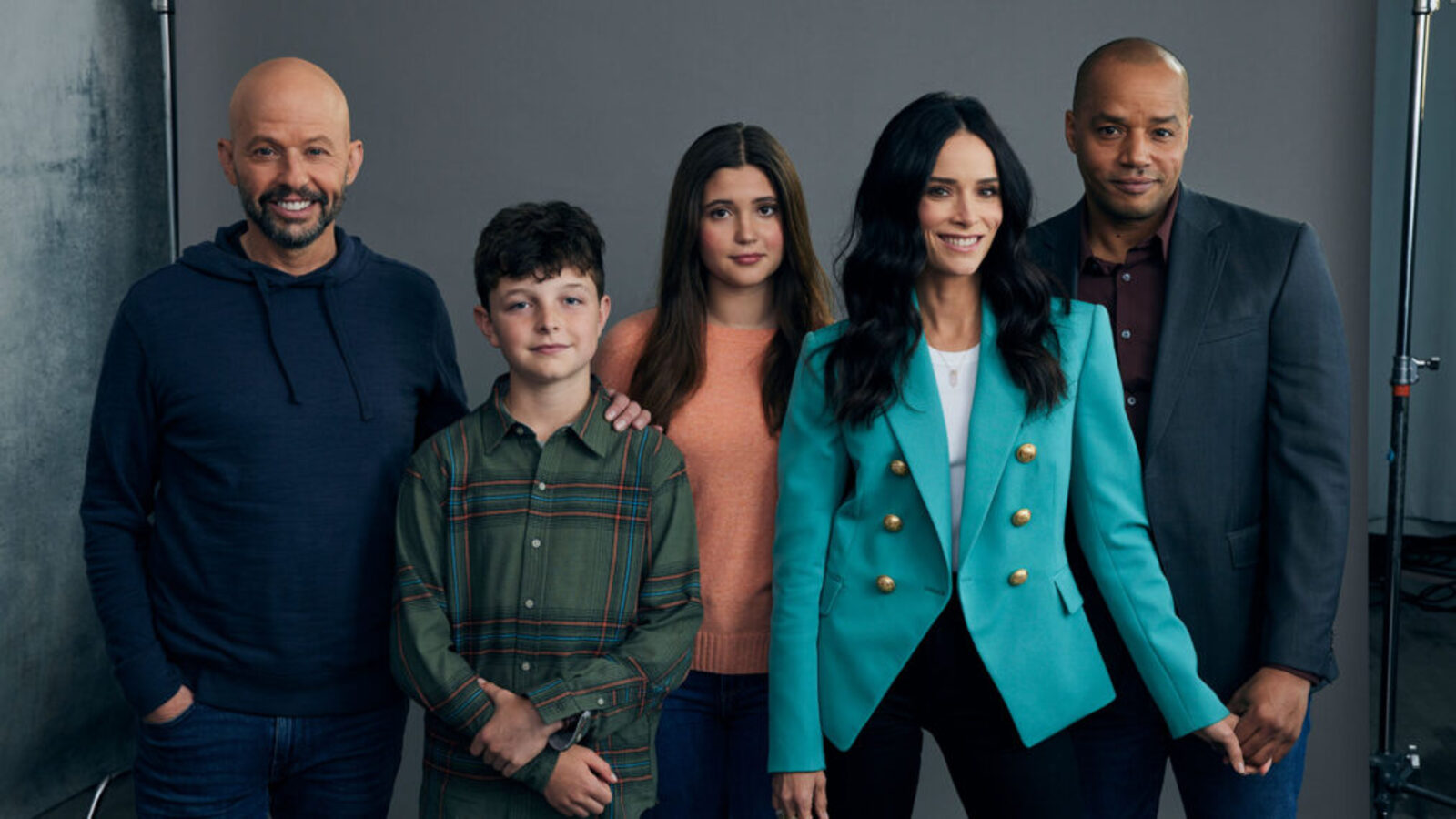 ‘Extended Family’ Stars Explain Their Twisted Dynamic in NBC Sitcom ...