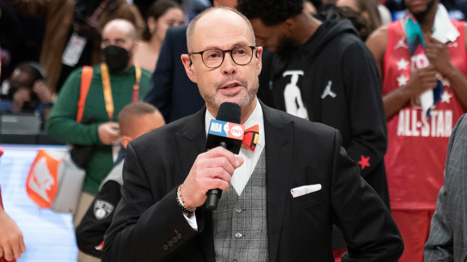 Ernie Johnson roasts Charles Barkley with ruthless zinger | Yardbarker