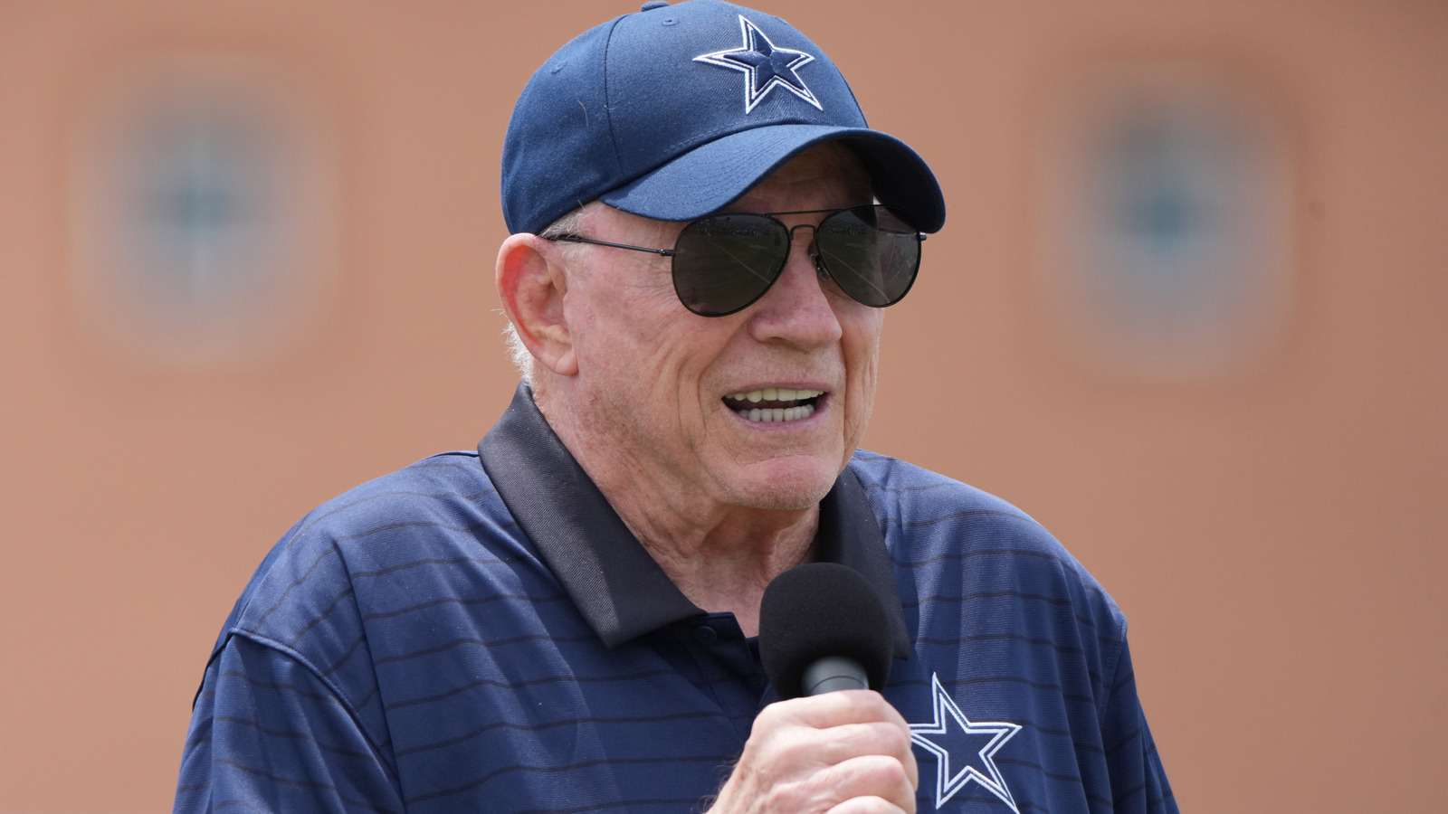 Cowboys' Jerry Jones Boldly Claims Micah Parsons Took Contract Offer ...