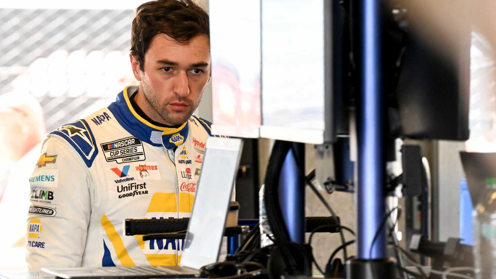 ‘Stand up guy’ Chase Elliott returns 23XI paper to Denny Hamlin after ...