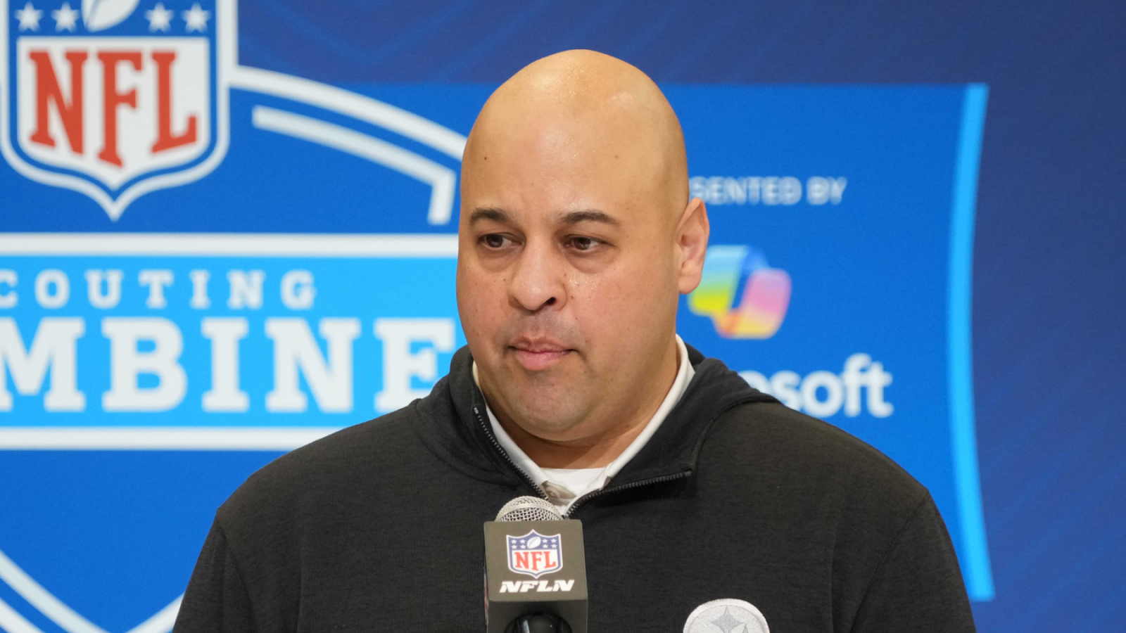 Steelers players growing frustrated with team's handling of QB ...