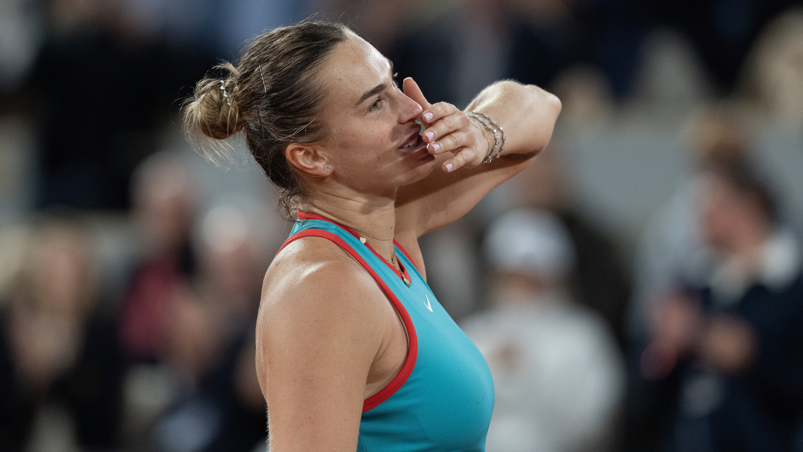 Iga Swiatek starts grass strong: Dominates Victoria Azarenka in Bad ...