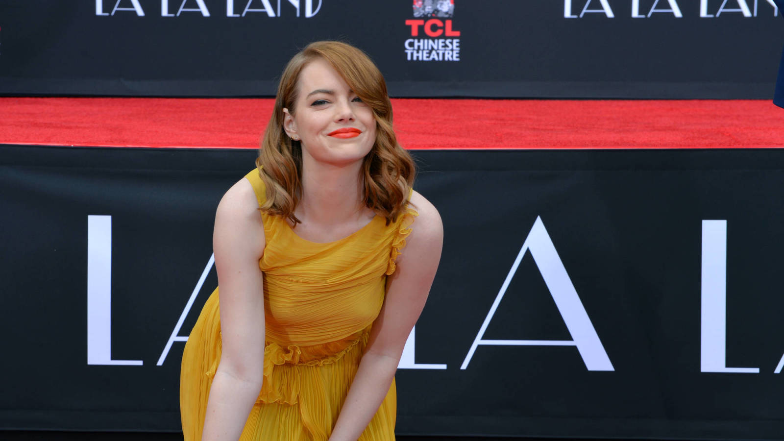 Emma Stone clears up whether she broke her shoulder at a Spice Girls concert | Yardbarker