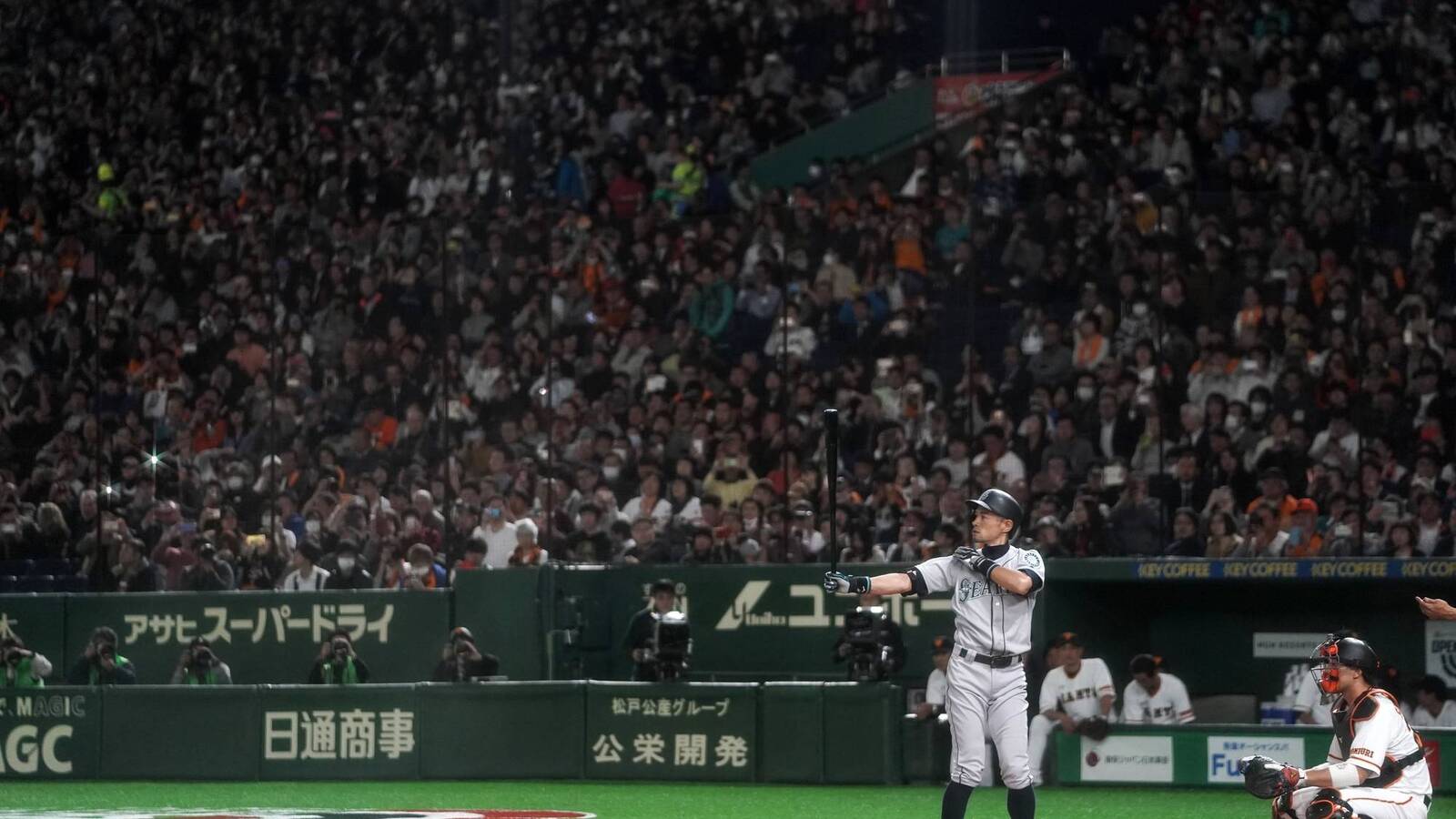 Who has the most hits in one season for every MLB franchise? | Yardbarker