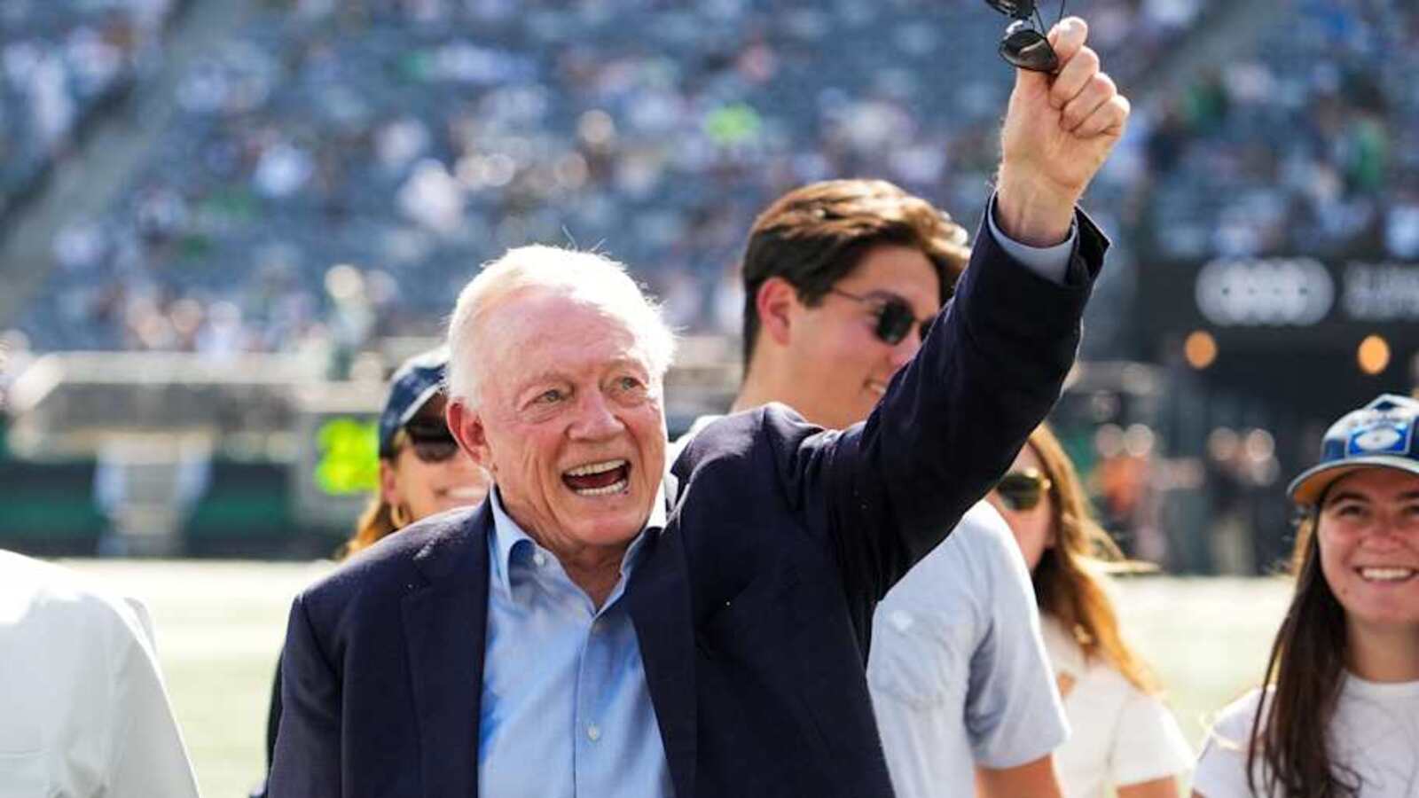 Jerry Jones caught flipping off Jets fan during Cowboys' big Week 5 win ...