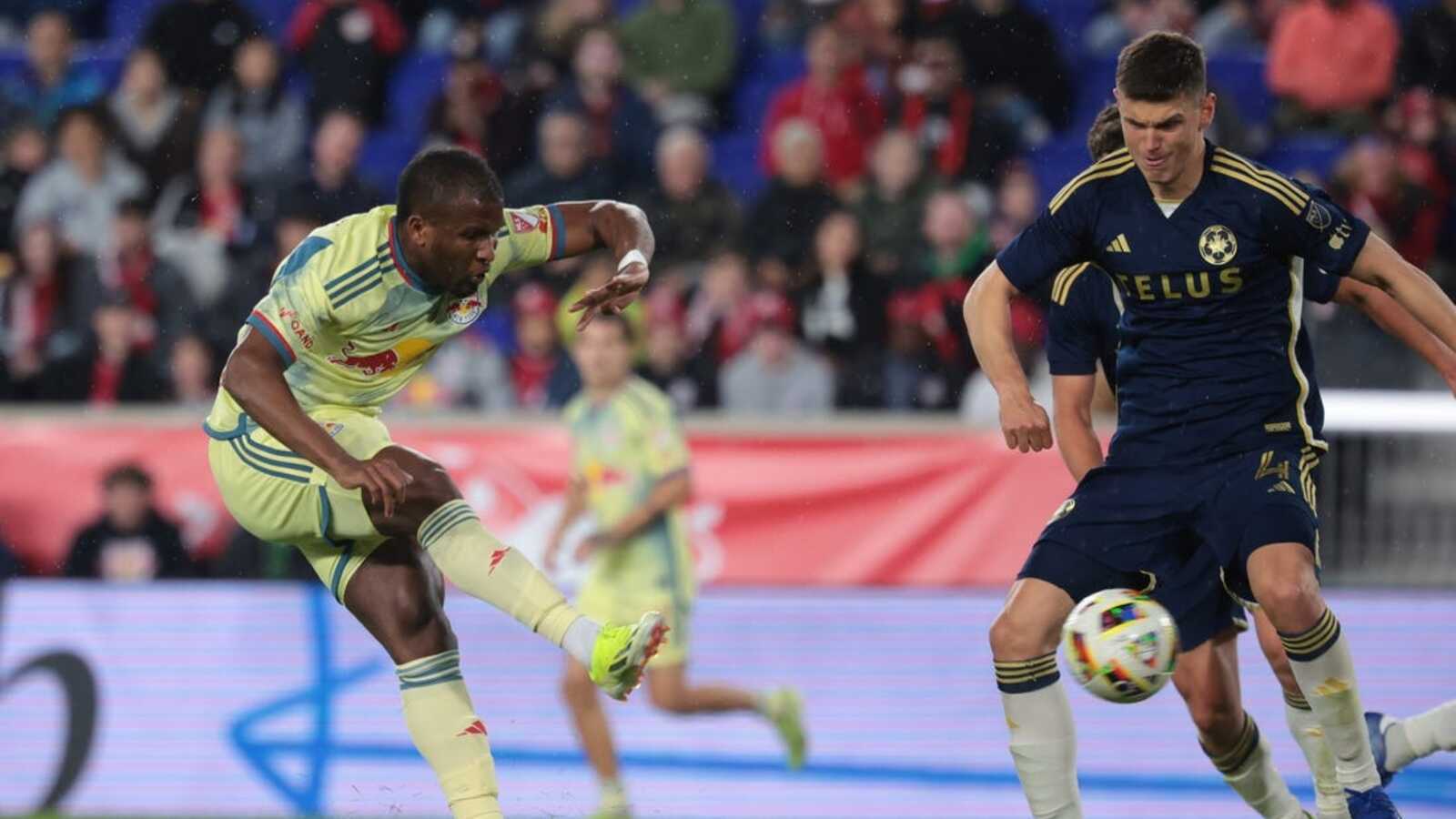 Red Bulls survive red card, draw with Whitecaps | Yardbarker