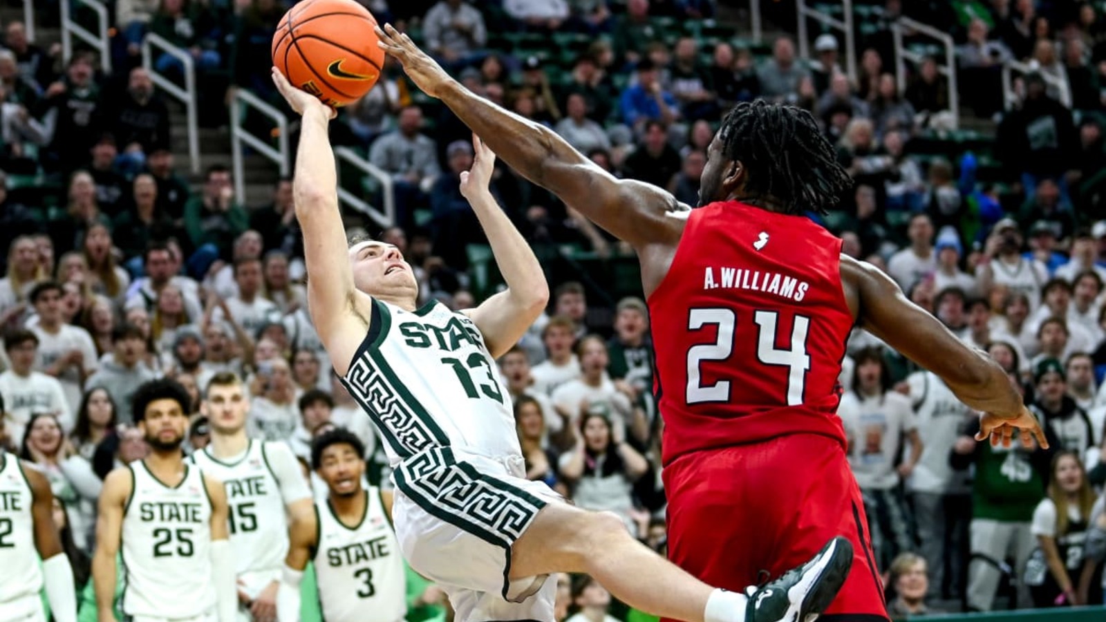 MAGICAL: Tom Izzo's son, Steven, scores first career points at Michigan ...