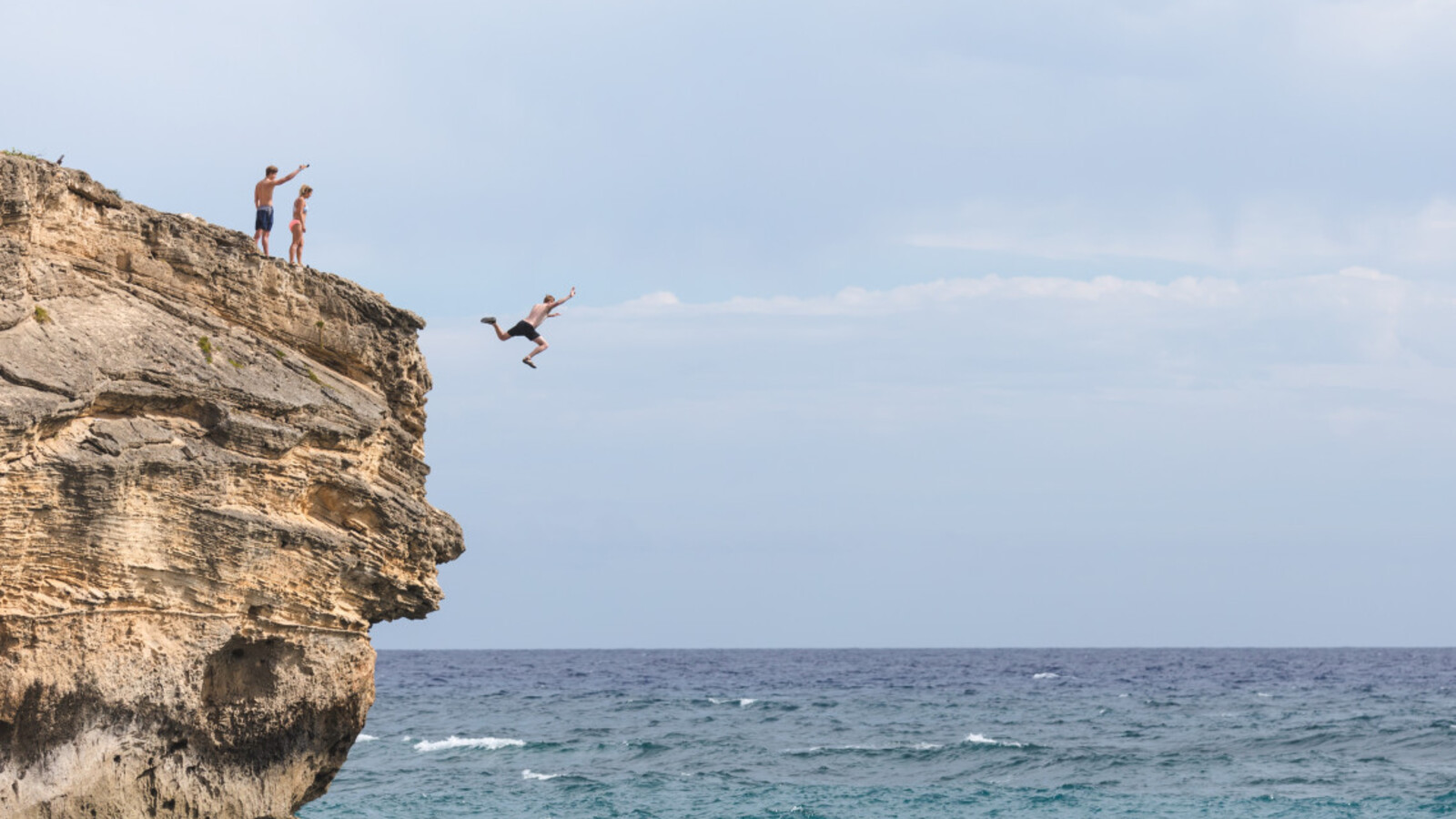 Man Dies Jumping Off 50-Foot Cliff in Hawaii (Video) | Yardbarker