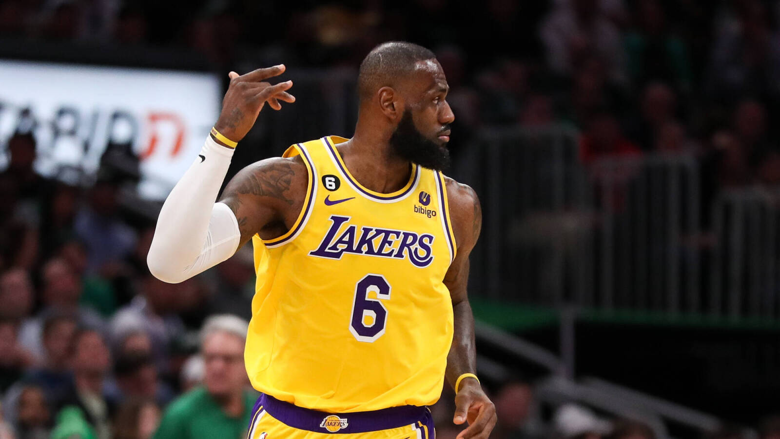 LeBron James' first No. 6 Lakers jersey goes to auction | Yardbarker