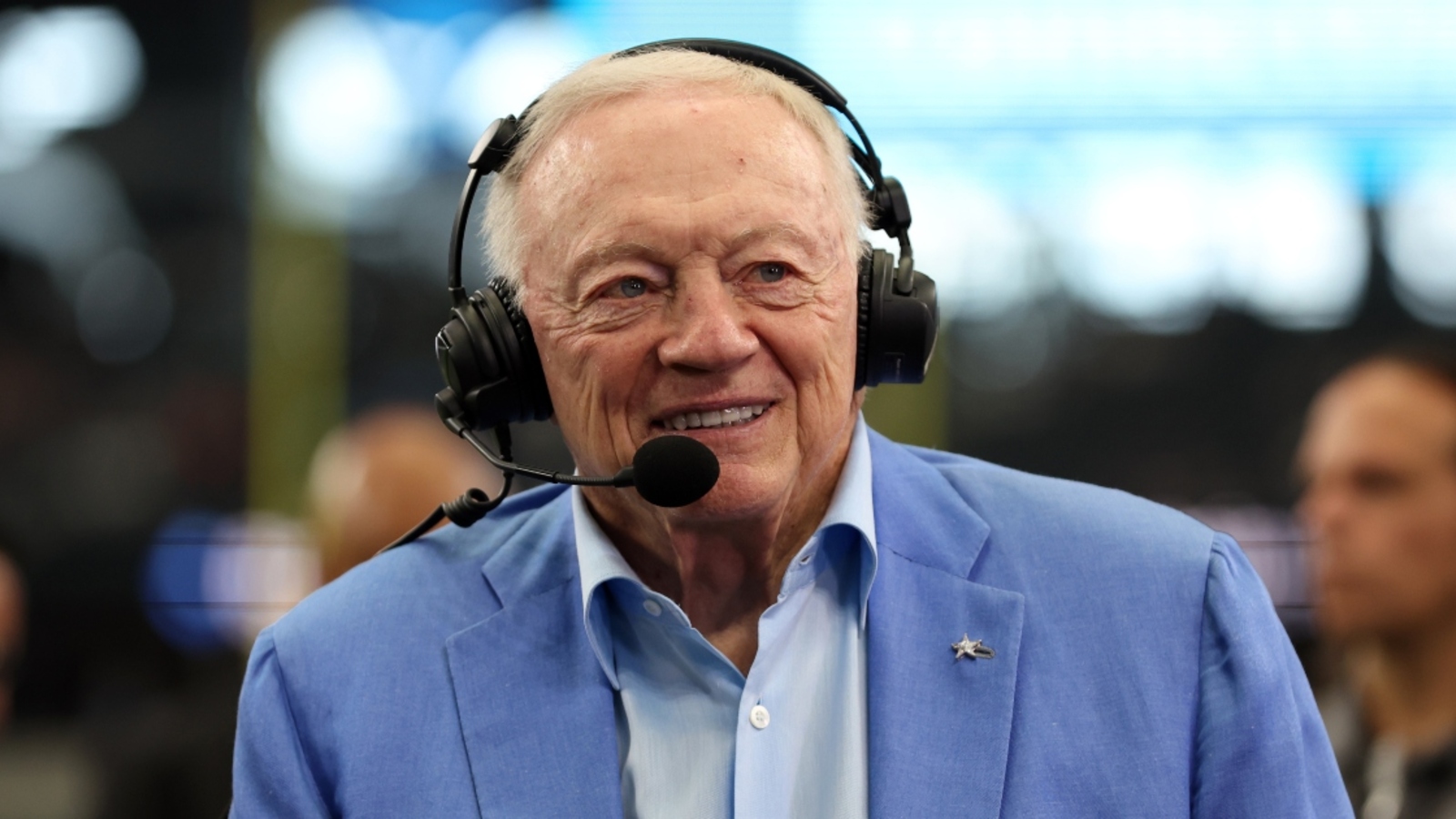 Report: Jerry Jones to appeal fine from NFL for giving fans middle ...