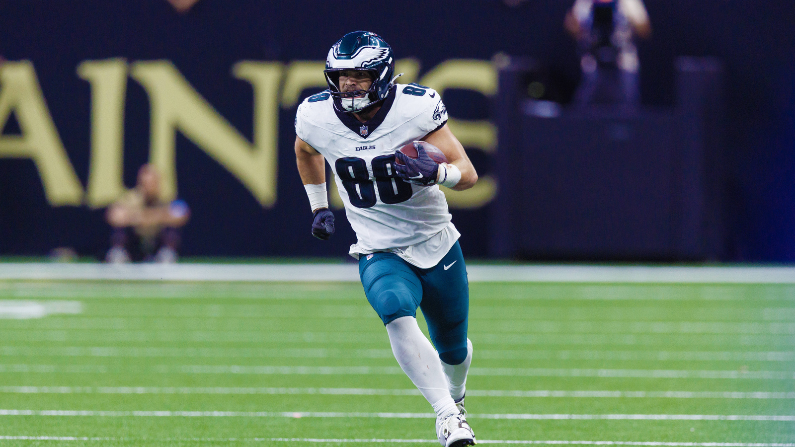 Tight End's Career-Day Lifts Eagles Over Saints - "For Smitty" | Yardbarker