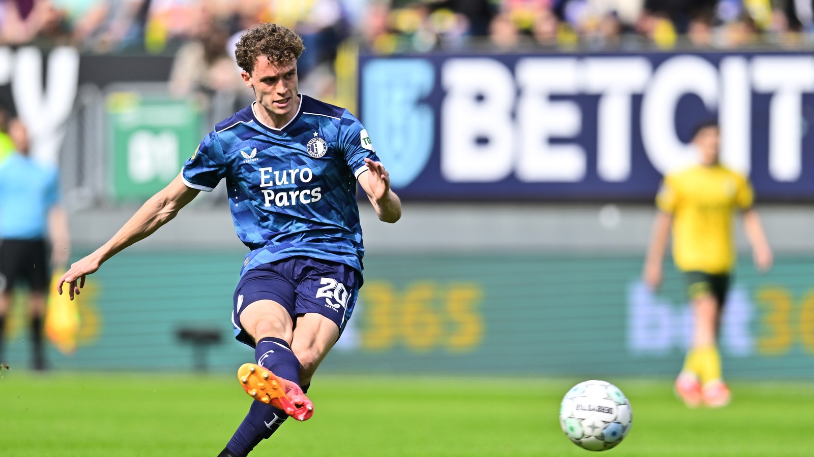 Liverpool could snap up aerial monster who Slot adores for a very ...