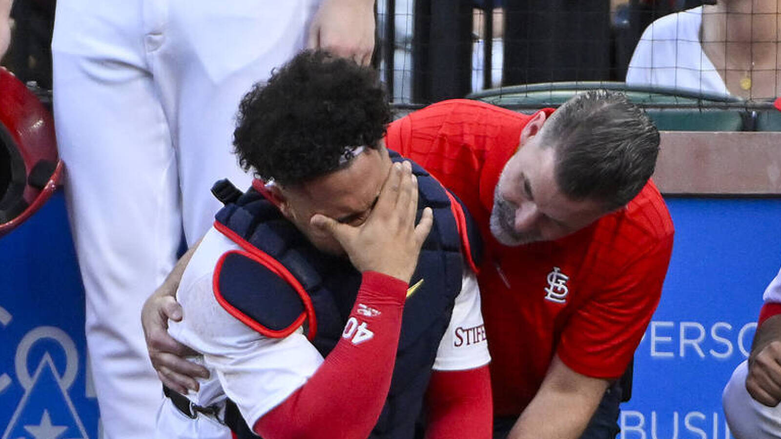 Cardinals' Contreras suffers broken arm after being hit by swing ...