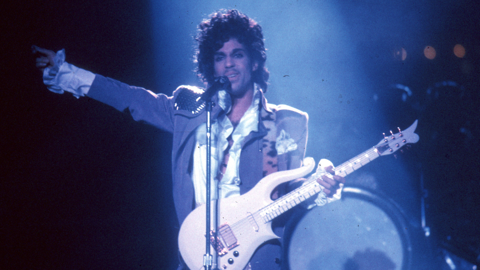 25 legendary recording artists and their famous guitars | Yardbarker