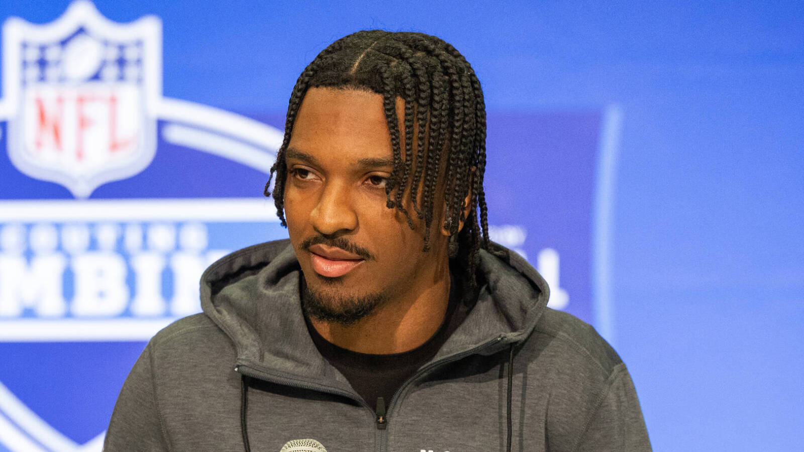 Top-three QB falls to Falcons in latest mock draft | Yardbarker