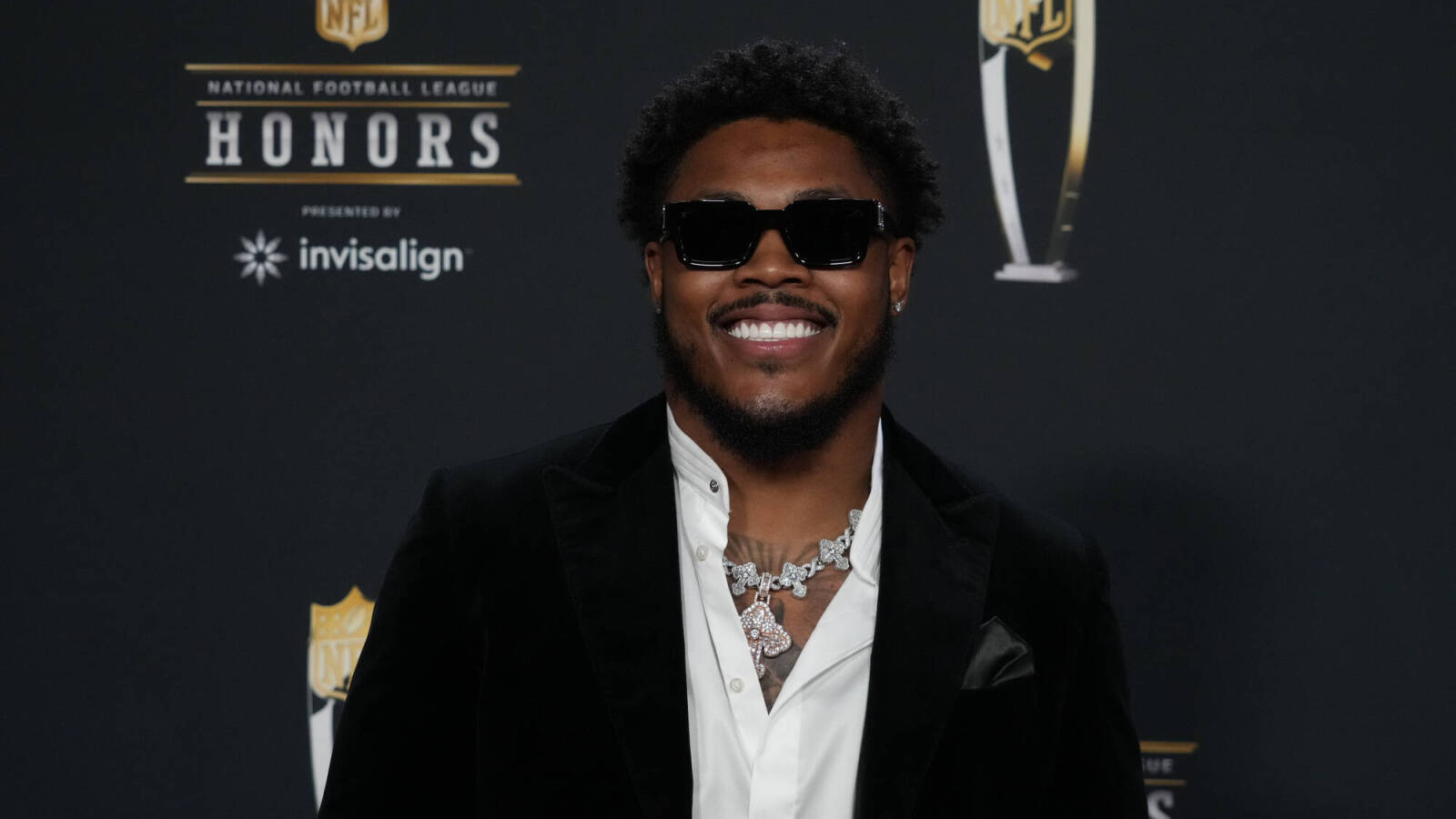 Pro HOFer chastises Raiders' management of RB Josh Jacobs's contract ...